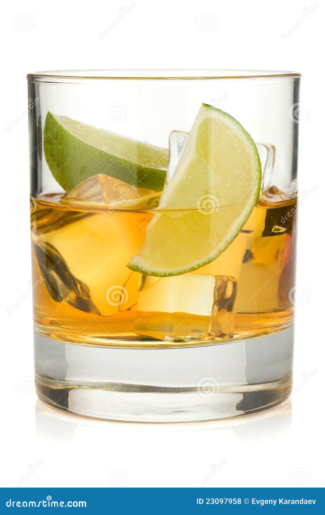 Coctel Del Whisky Con La Cal Foto de archivo - Imagen de fondo ...