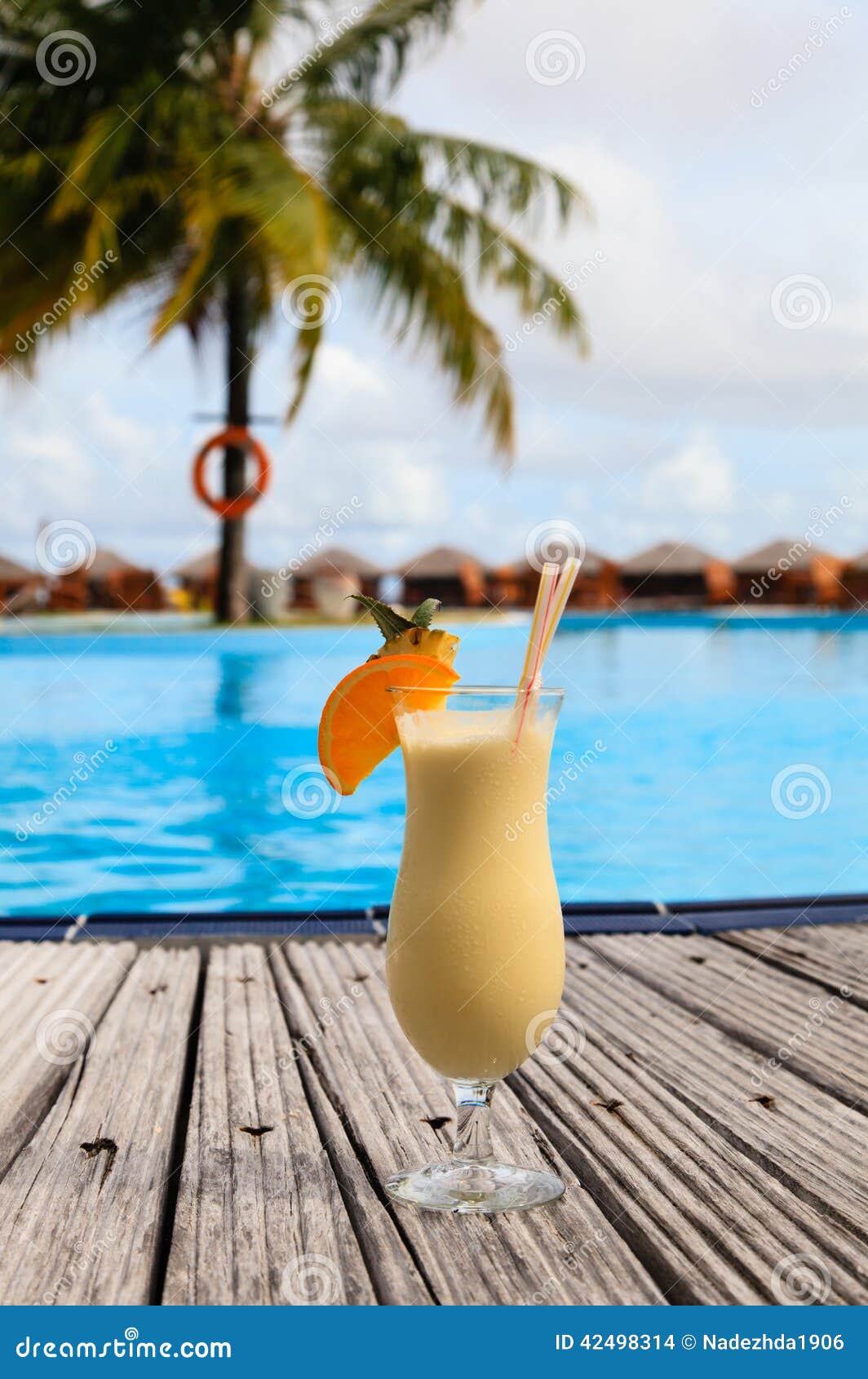 Coctel En La Playa Tropical Foto de archivo - Imagen de paja ...