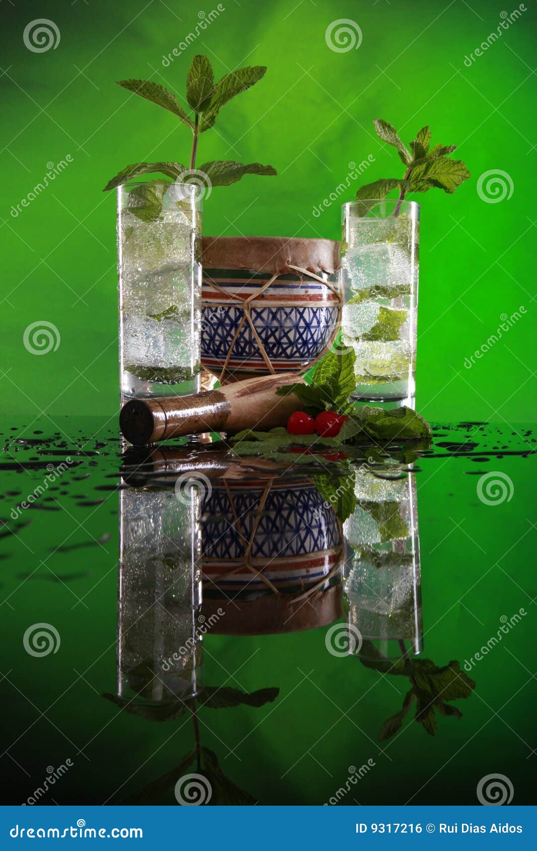 Coctel, Muddler Y Bongo De Mojito Foto de archivo - Imagen de bongo ...