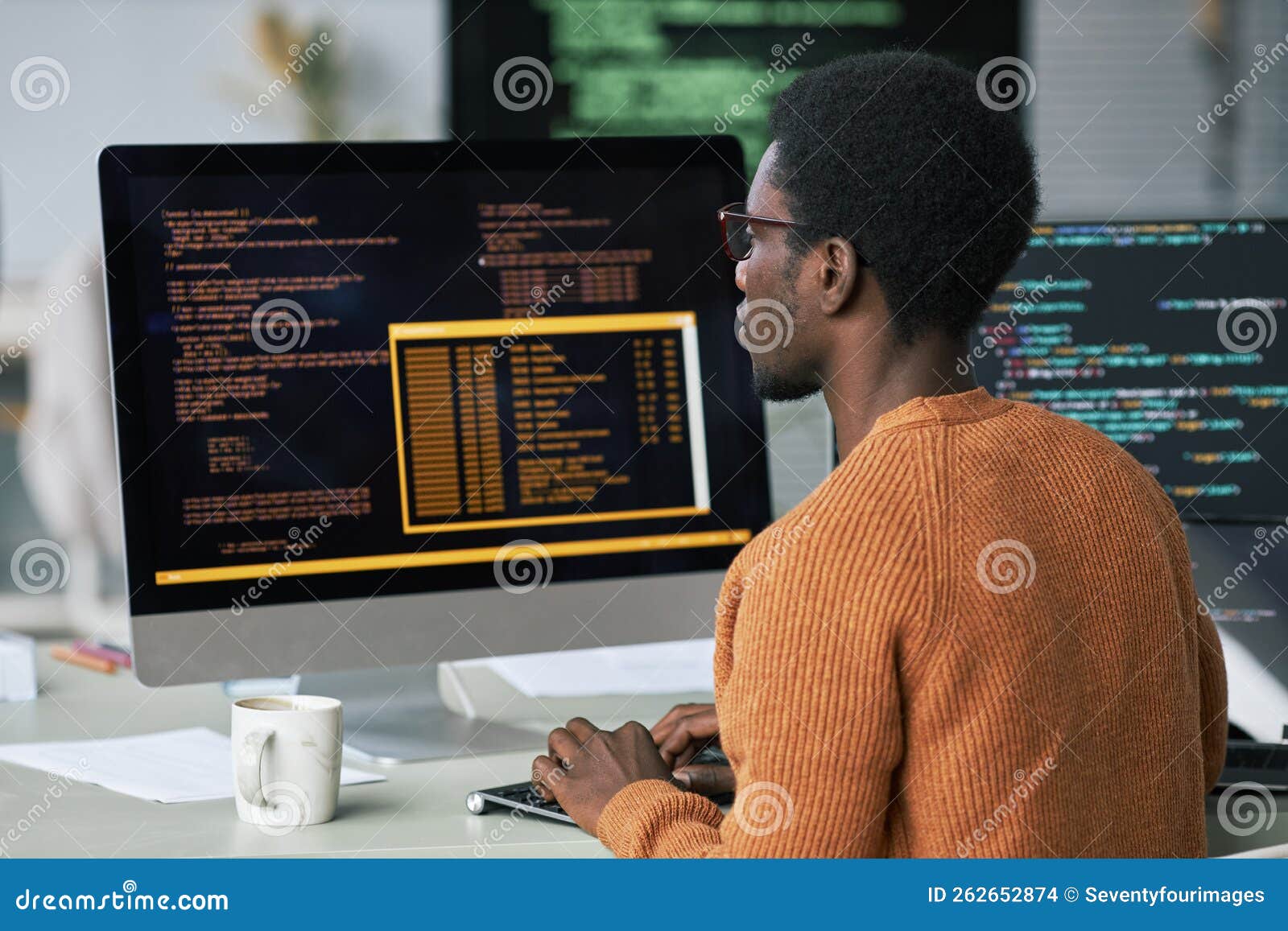 Code De Fixation Du Programmeur Photo stock - Image du table, workspace ...