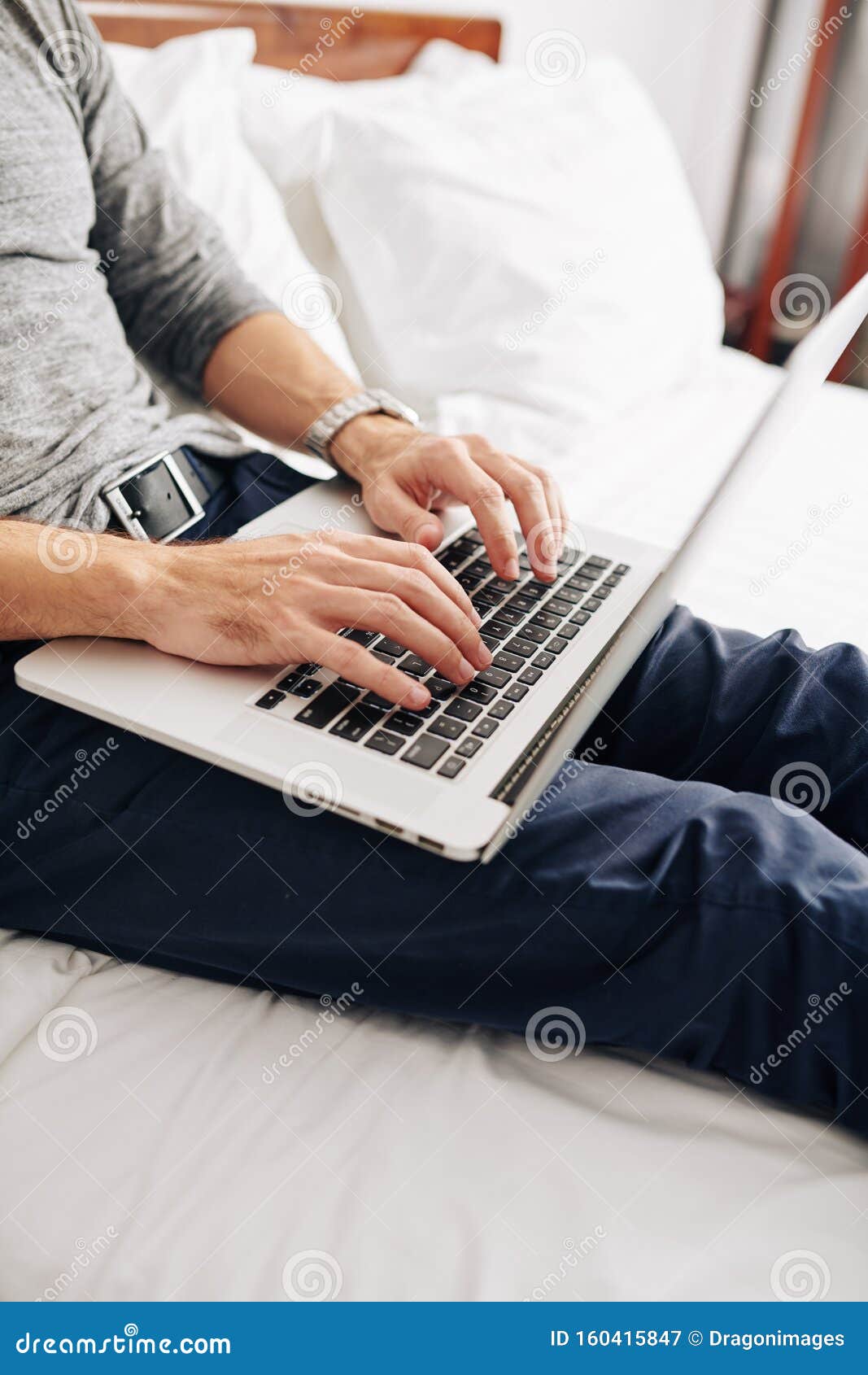 Codering van jonge man stock afbeelding. Image of mannetjes - 160415847