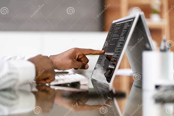 Codificador Afroamericano Usando Computadora En Escritorio Imagen de ... Codificador Afroamericano Usando Computadora En Escritorio Imagen de ...