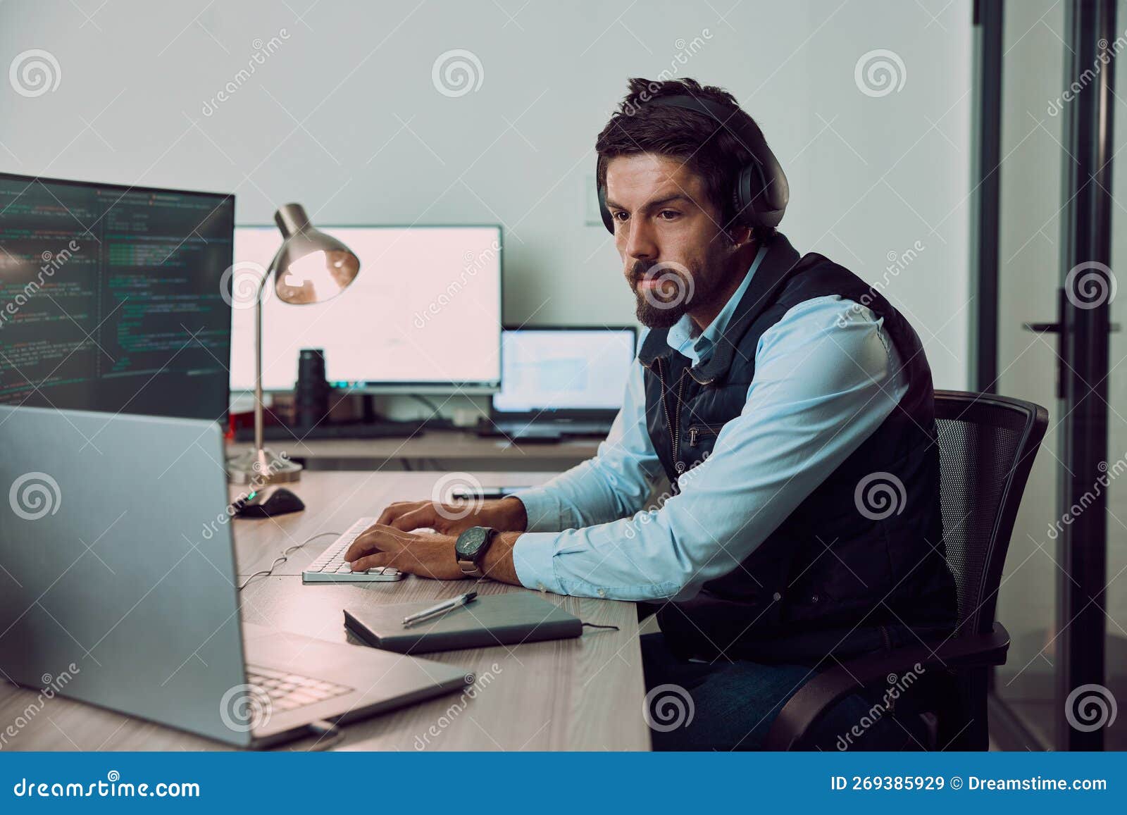 Codificando Computador E Laptop Com Um Programador Digitado Pela Pessoa ...