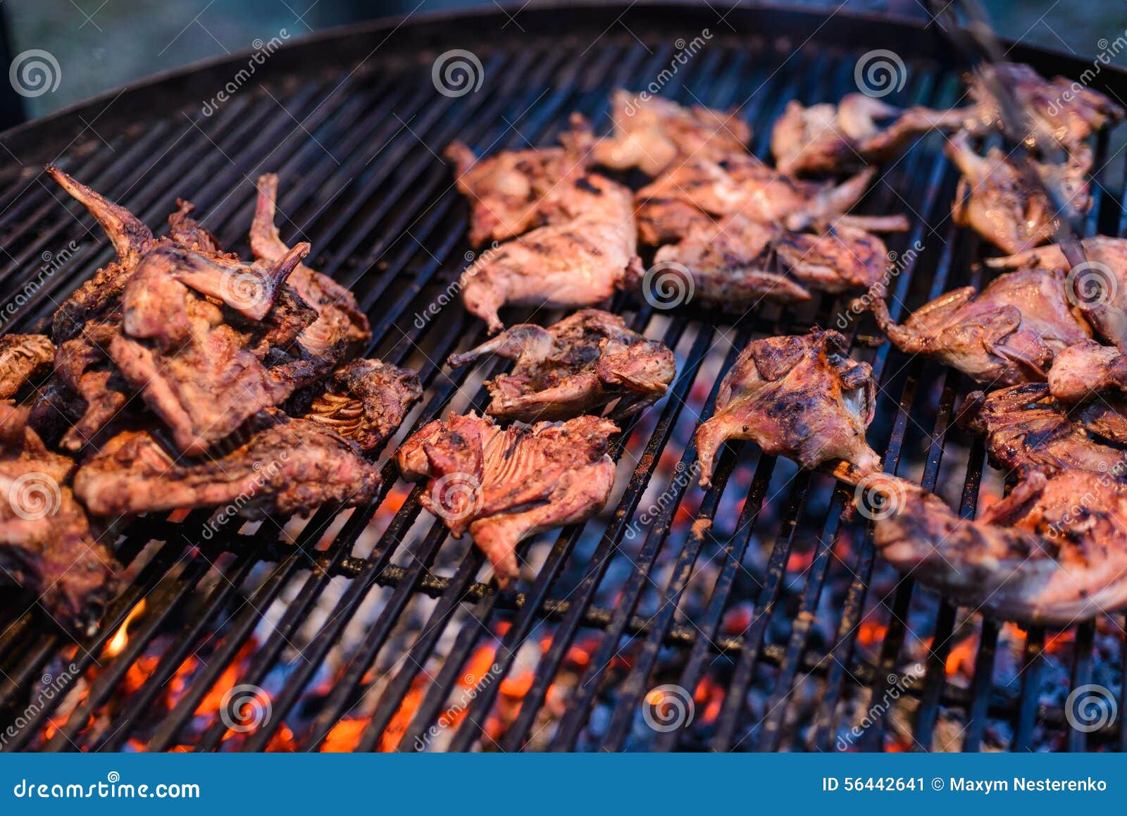 Codornices Asadas En La Rejilla De La Parrilla Imagen de archivo ...