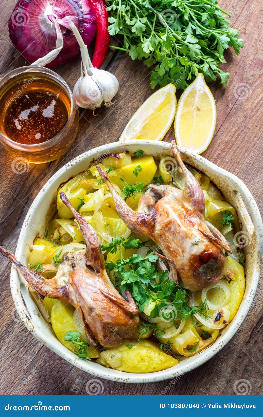 Codornices Fritas Deliciosas Foto de archivo - Imagen de plato ...