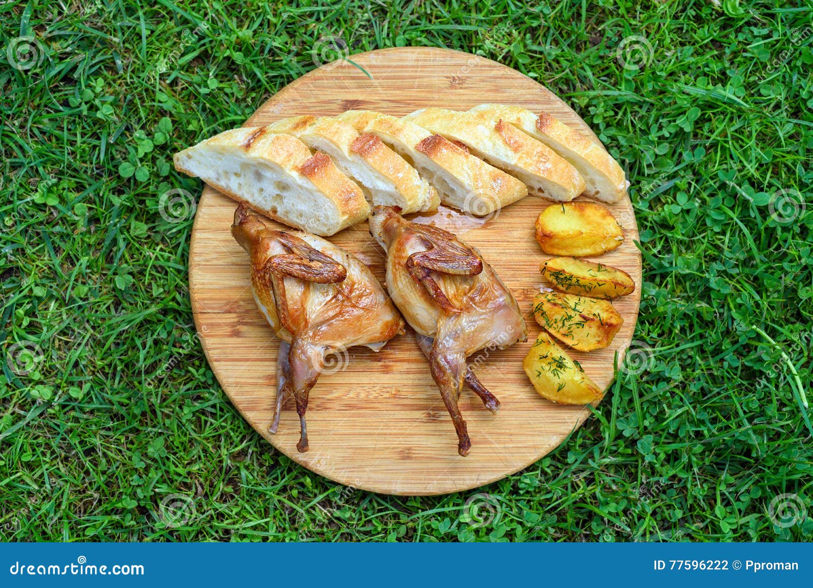 Codornices Fritas Deliciosas Con Pan Y Potatos Foto de archivo - Imagen ...