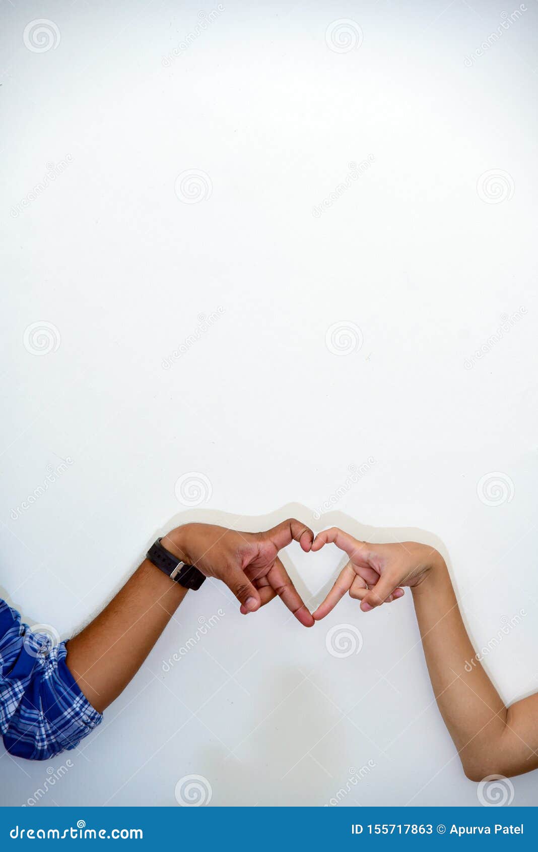 Coeur D'amour Avec Les Doigts Image stock - Image du exprimer, mains ...