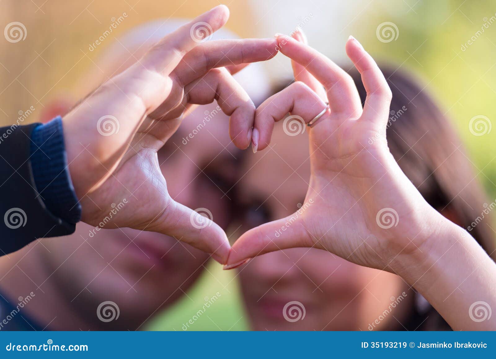 Coeur de doigt image stock. Image du visage, amusement - 35193219