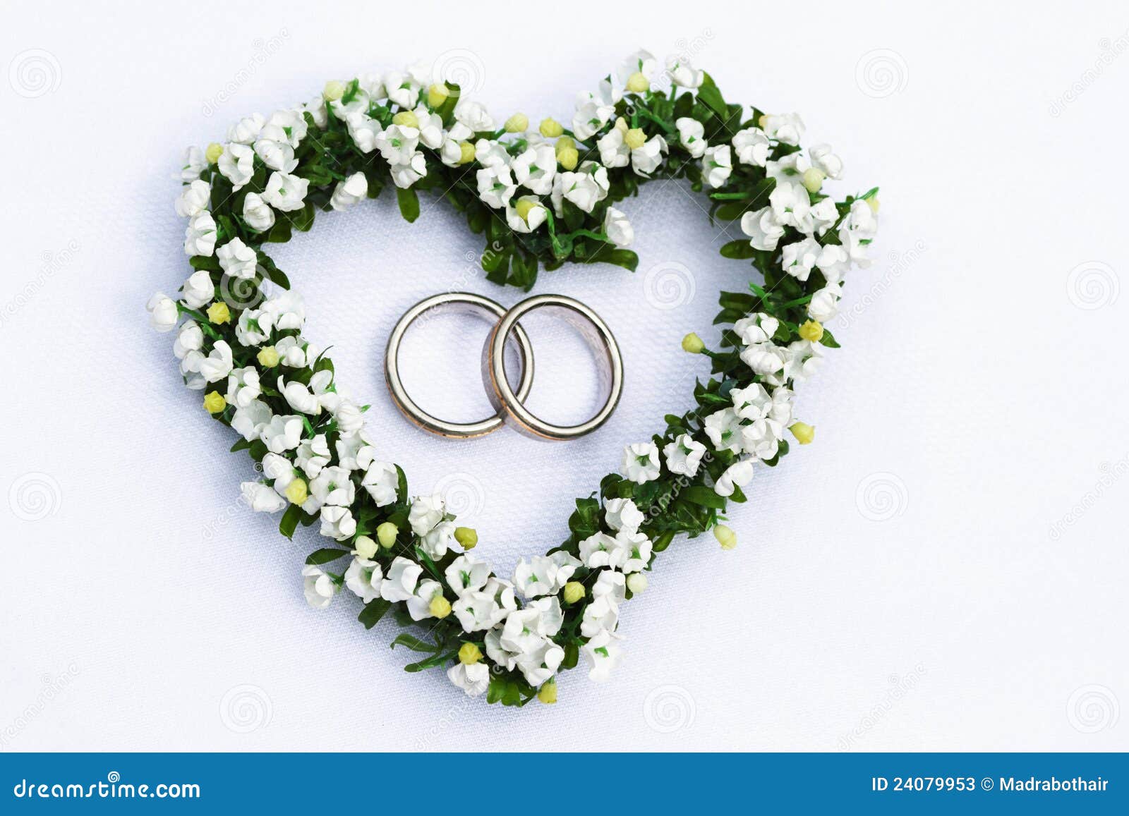 Coeur De Fleur Avec Des Boucles De Mariage Image stock - Image du coeur ...