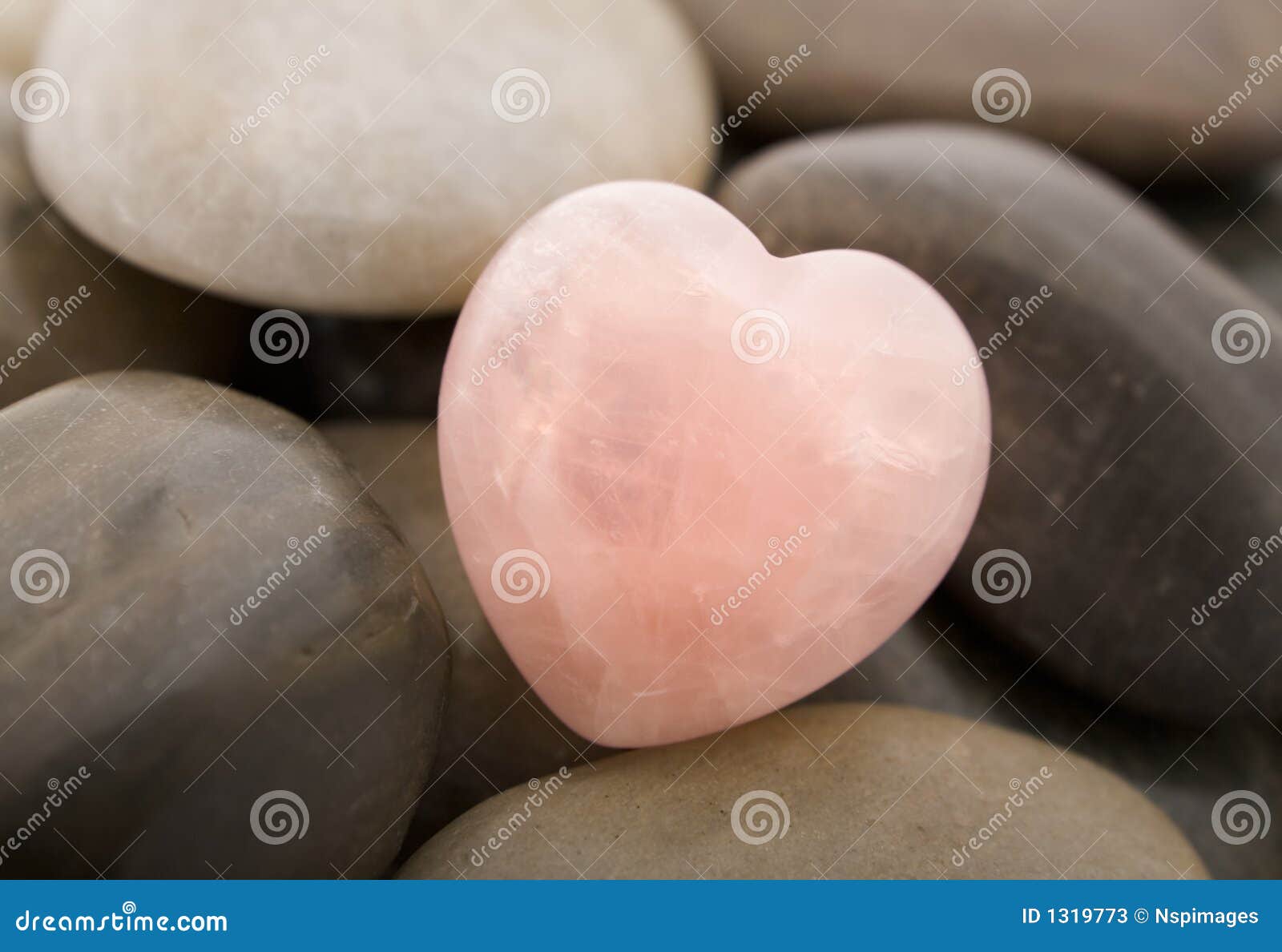 Coeur de quartz de Rose image stock. Image du détail, cristal - 1319773