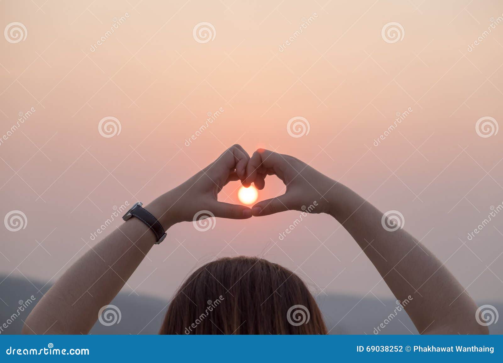 Coeur De Signe De Main De Femmes Photo stock - Image du traînée ...