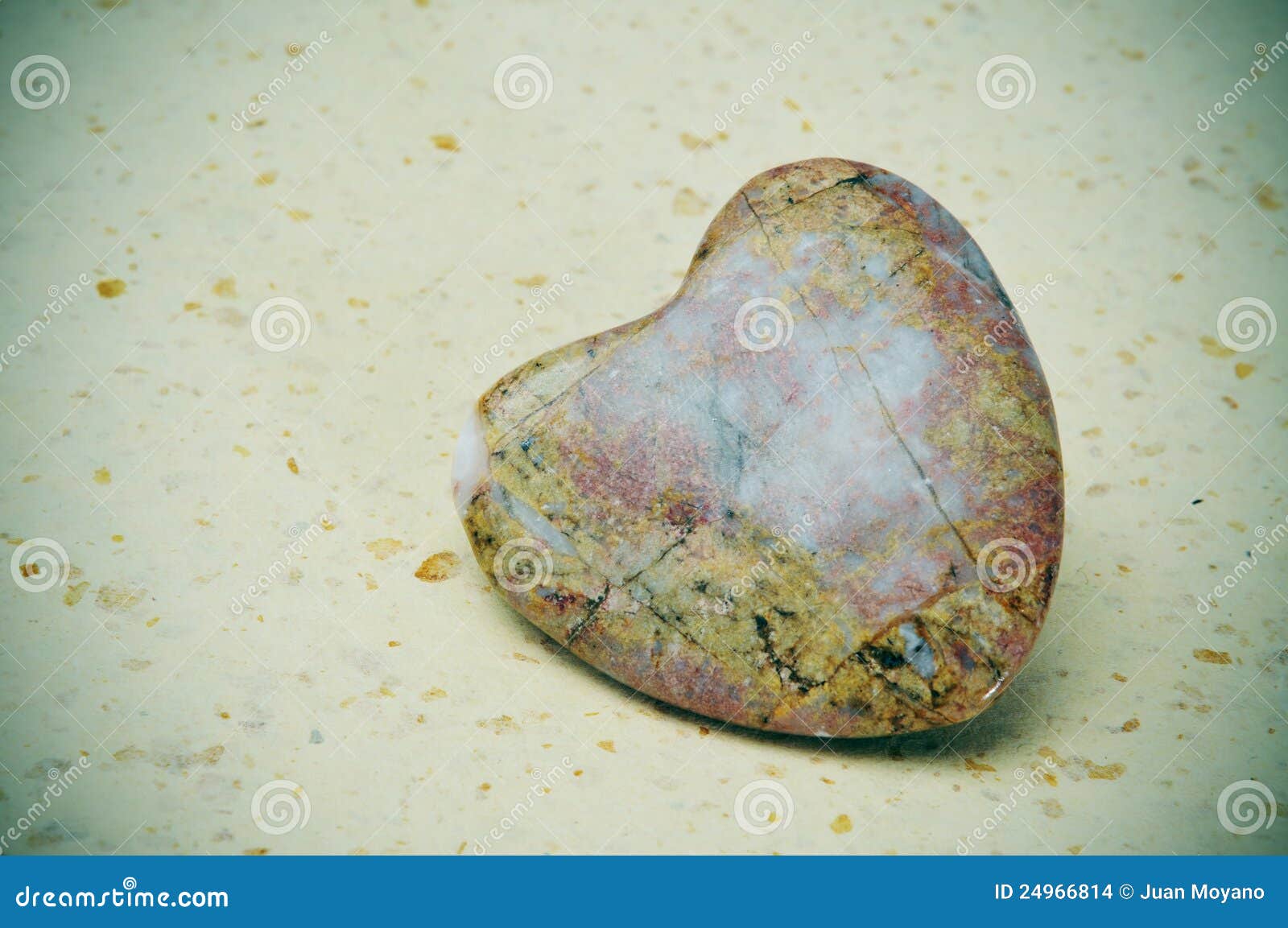 Coeur en pierre photo stock. Image of fond, anniversaire - 24966814