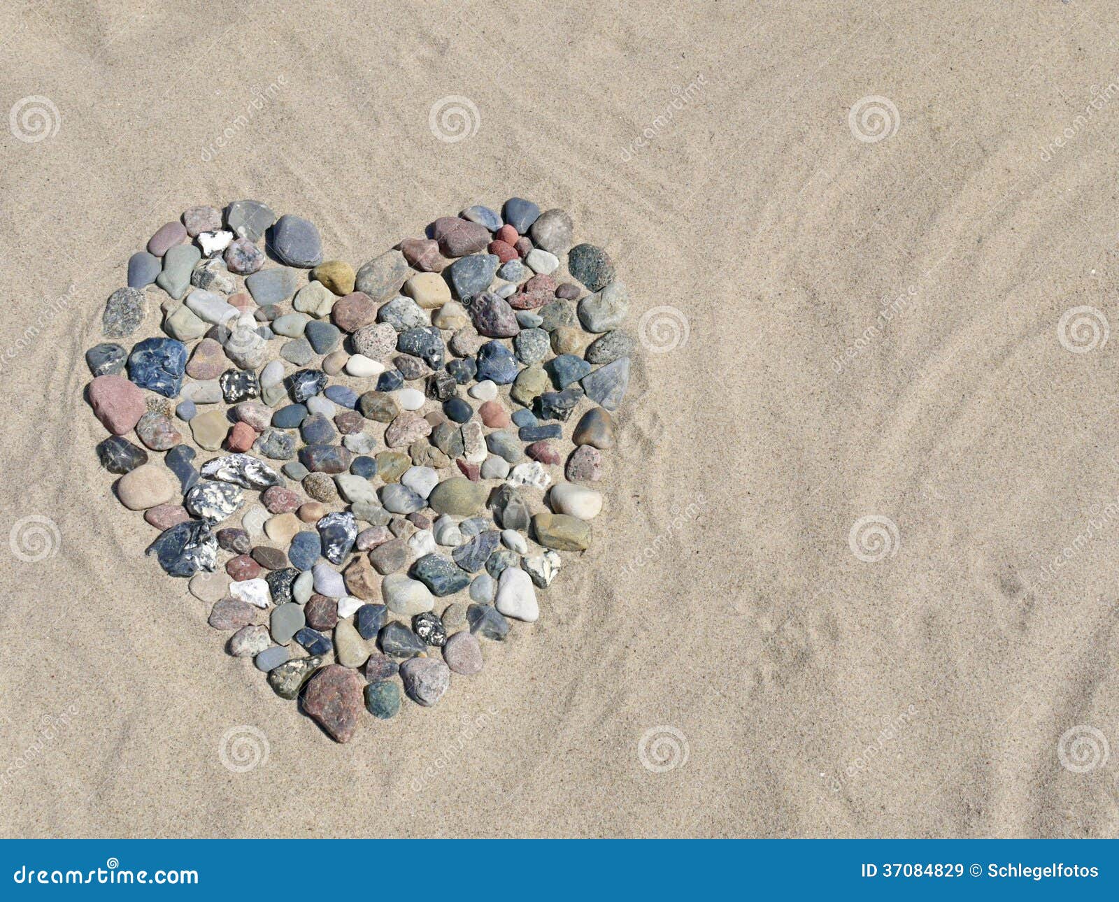 Coeur En Pierre En Sable Sur La Plage Image stock - Image du détendez ...