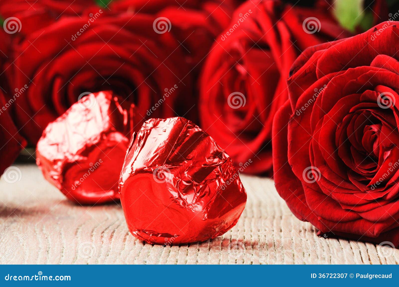 Coeurs De Chocolat Et Roses Rouges Image stock - Image du chocolat ...