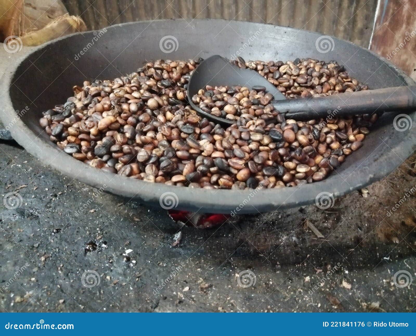 Coffe Bean Tradisional Roasting Med Stock Photo - Image of coffe, bean ...