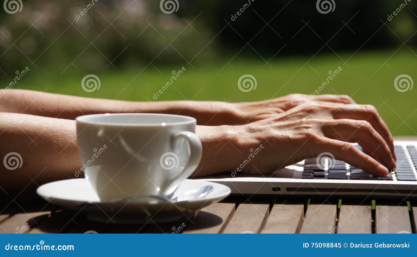 Coffe and work stock image. Image of hands, garden, read - 75098845