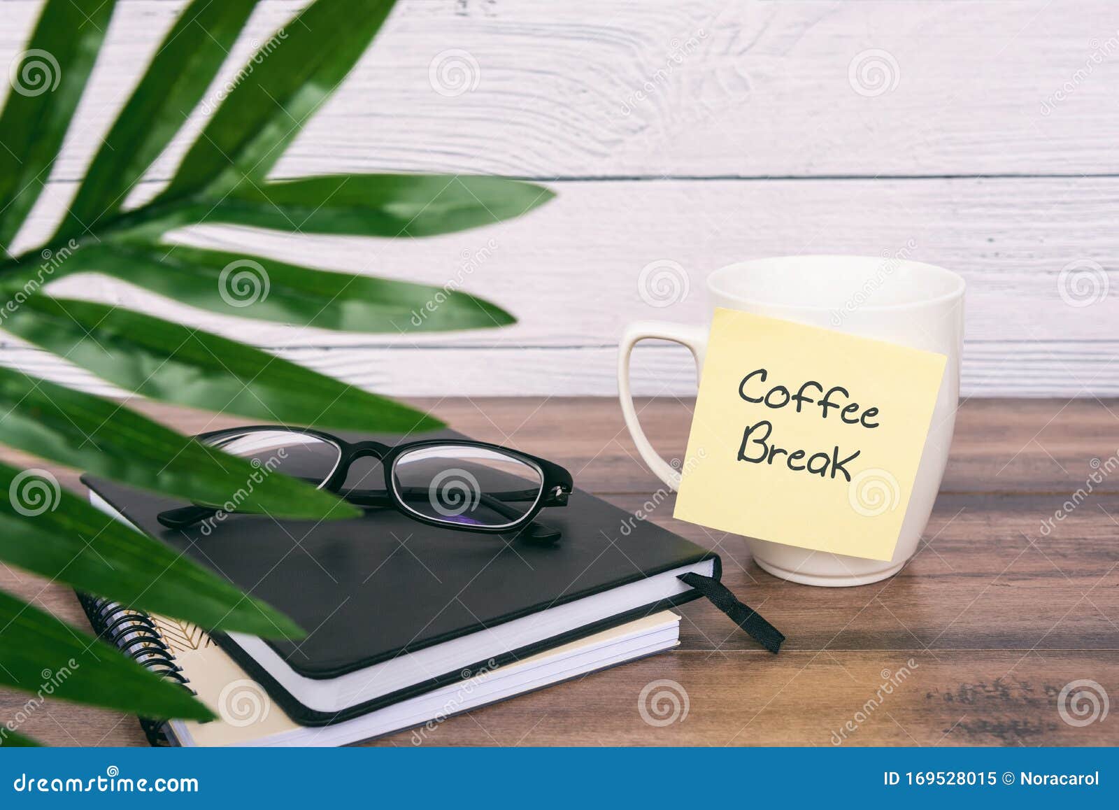 Coffee Break Text on Sticky Note Stock Image - Image of sign, lifestyle ...