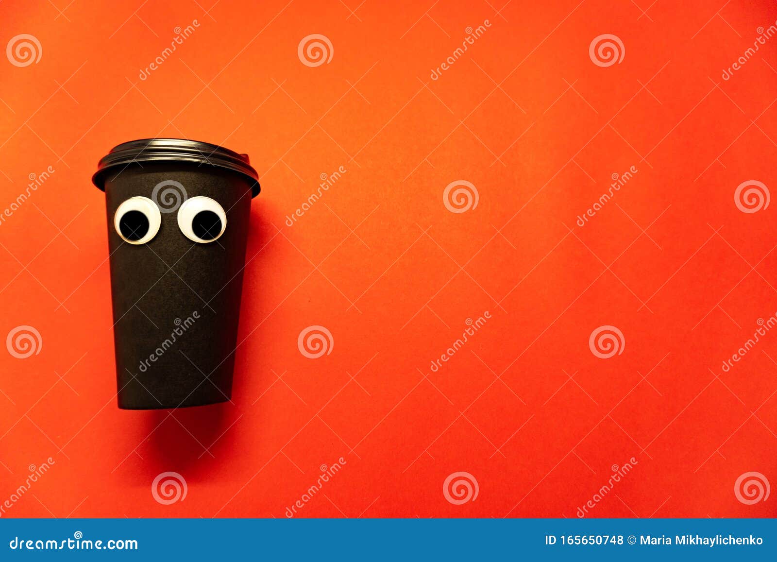 Coffee Cup with Googly Eyes on Red Background 库存照片 - 图片 包括有 热奶咖啡, 外带 ...