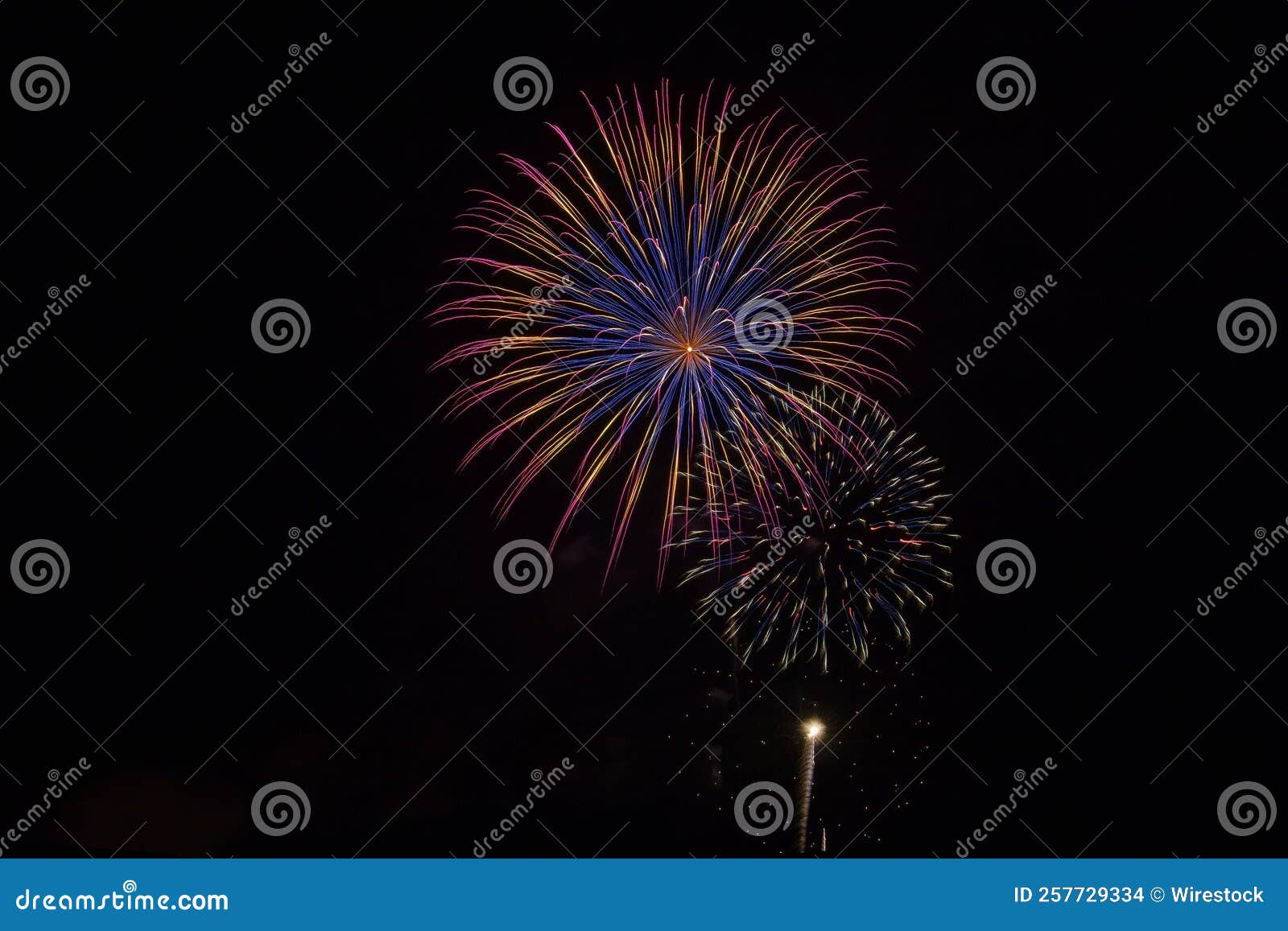 Cohetes En El Cielo Nocturno Foto de archivo - Imagen de extracto, auge ...