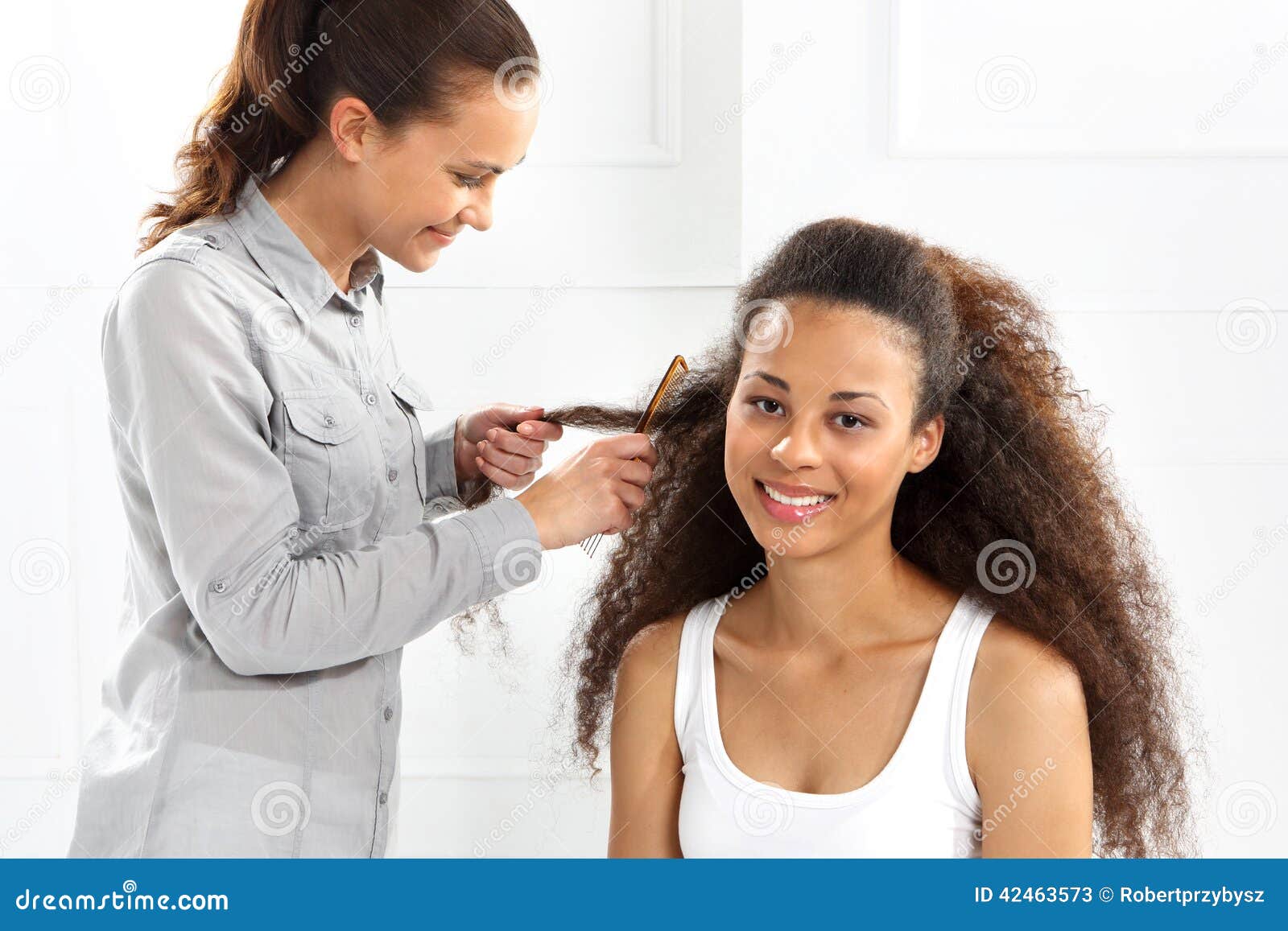 Coiffeur image stock. Image du cheveu, foncé, caucasien - 42463573