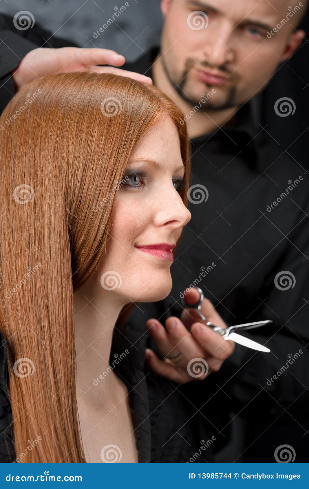 Coiffeur Professionnel Au Salon De Luxe Photo stock - Image du femelle ...