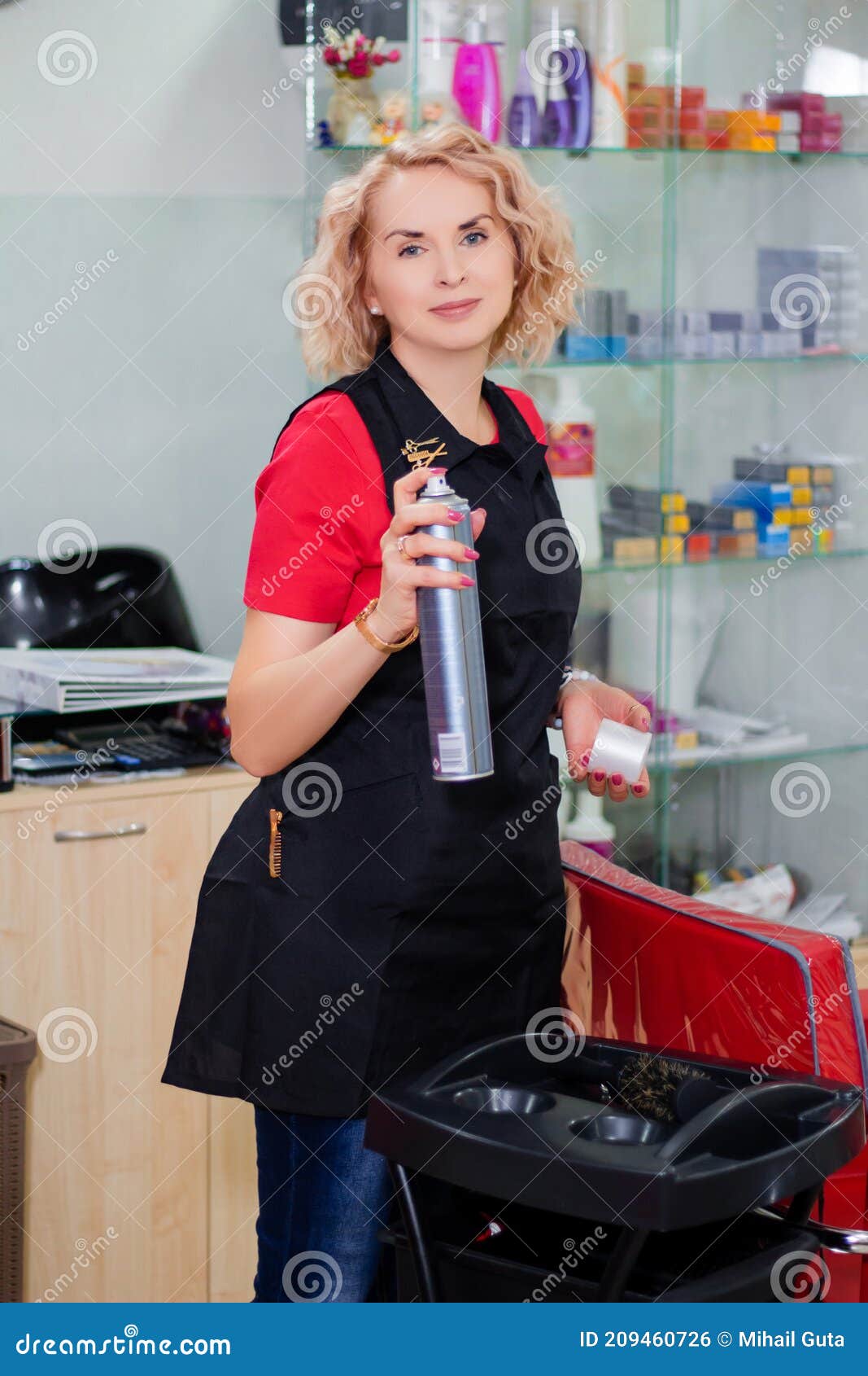 Coiffeuse dans un salon. photo stock. Image du travail - 209460726