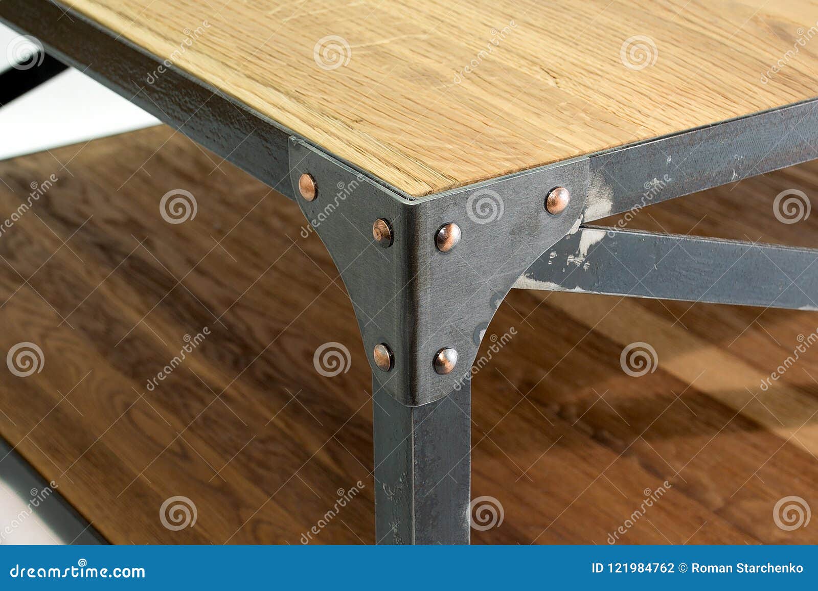 Coin De Ferronnerie Avec Des Rivets Fixation Pour Une Table Photo stock ...