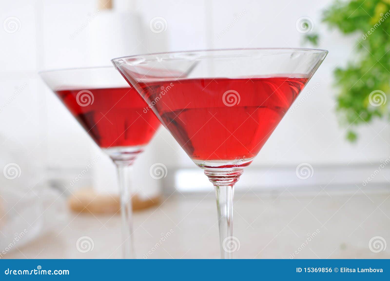 Cokctails rouges photo stock. Image du heureux, biberonner - 15369856