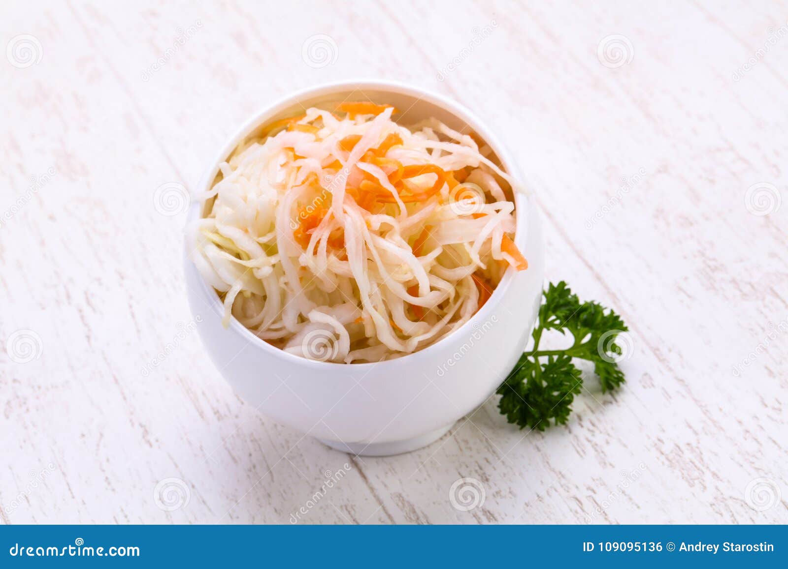 Col fermentada tradicional foto de archivo. Imagen de dieta - 109095136