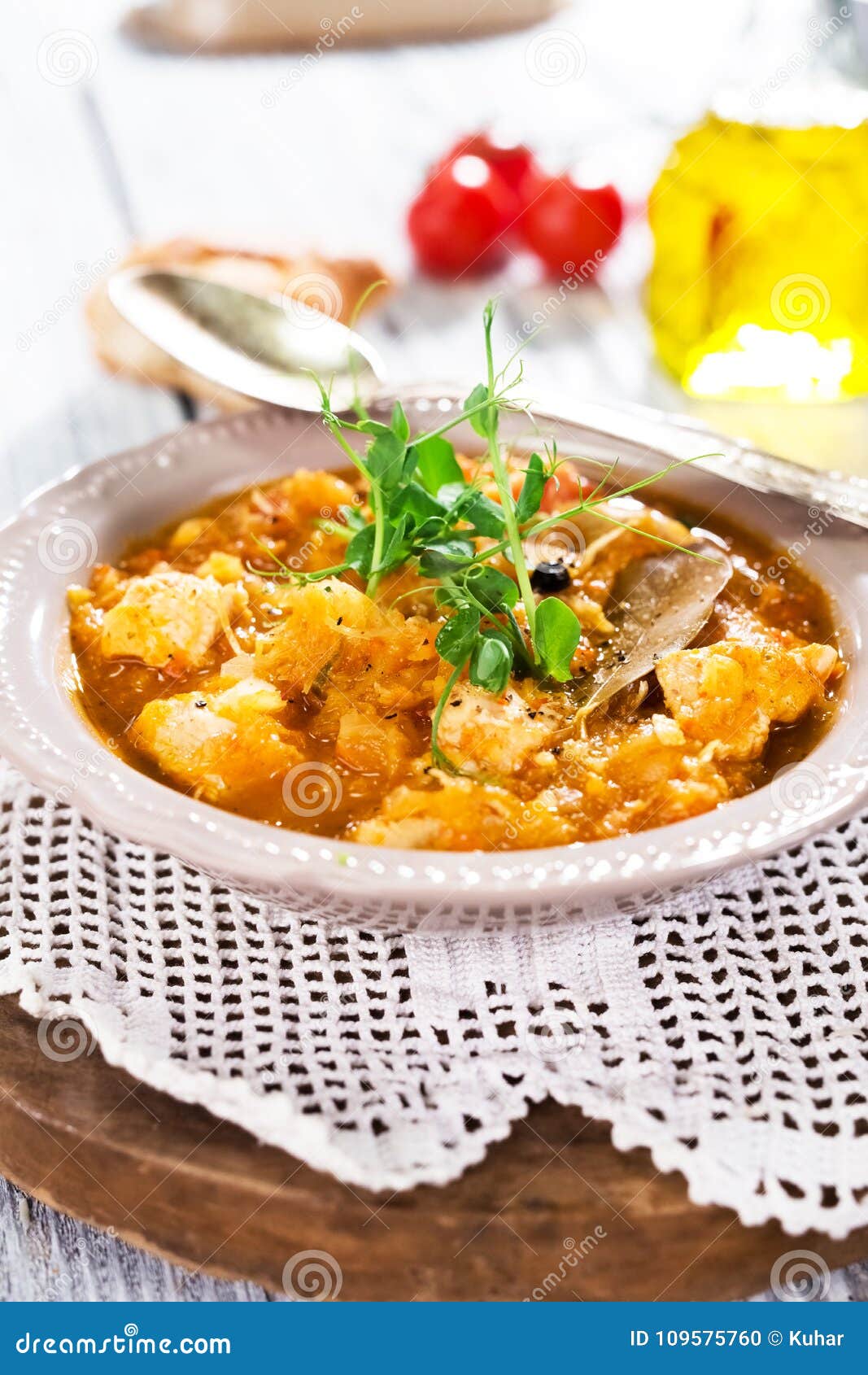 Col guisada con la carne foto de archivo. Imagen de goulash - 109575760