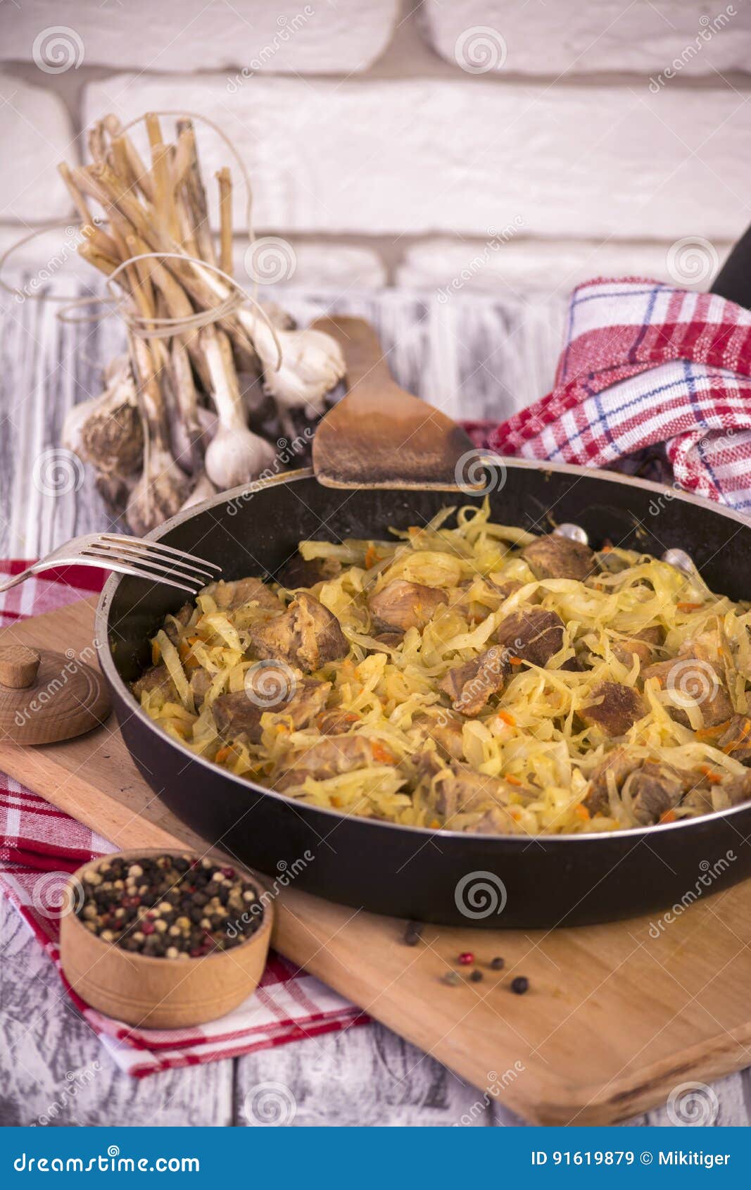 Col guisada con la carne imagen de archivo. Imagen de frito - 91619879