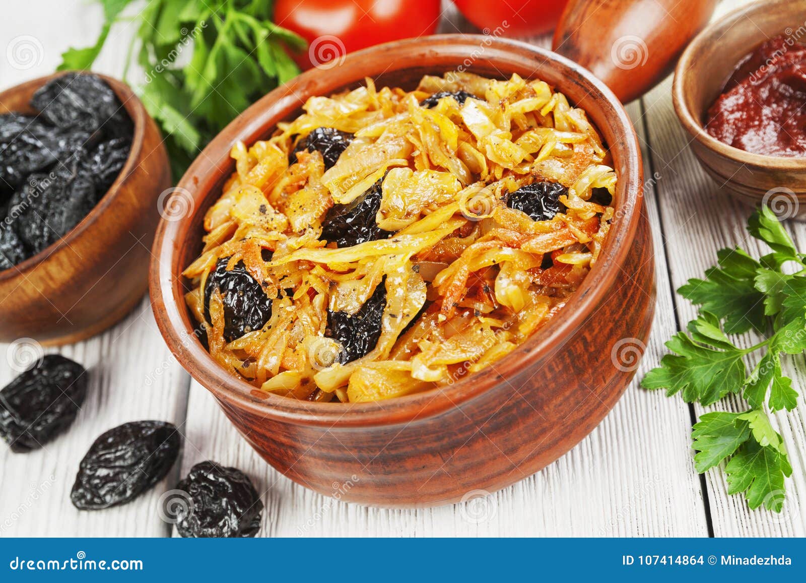 Col guisada con las pasas foto de archivo. Imagen de travieso - 107414864