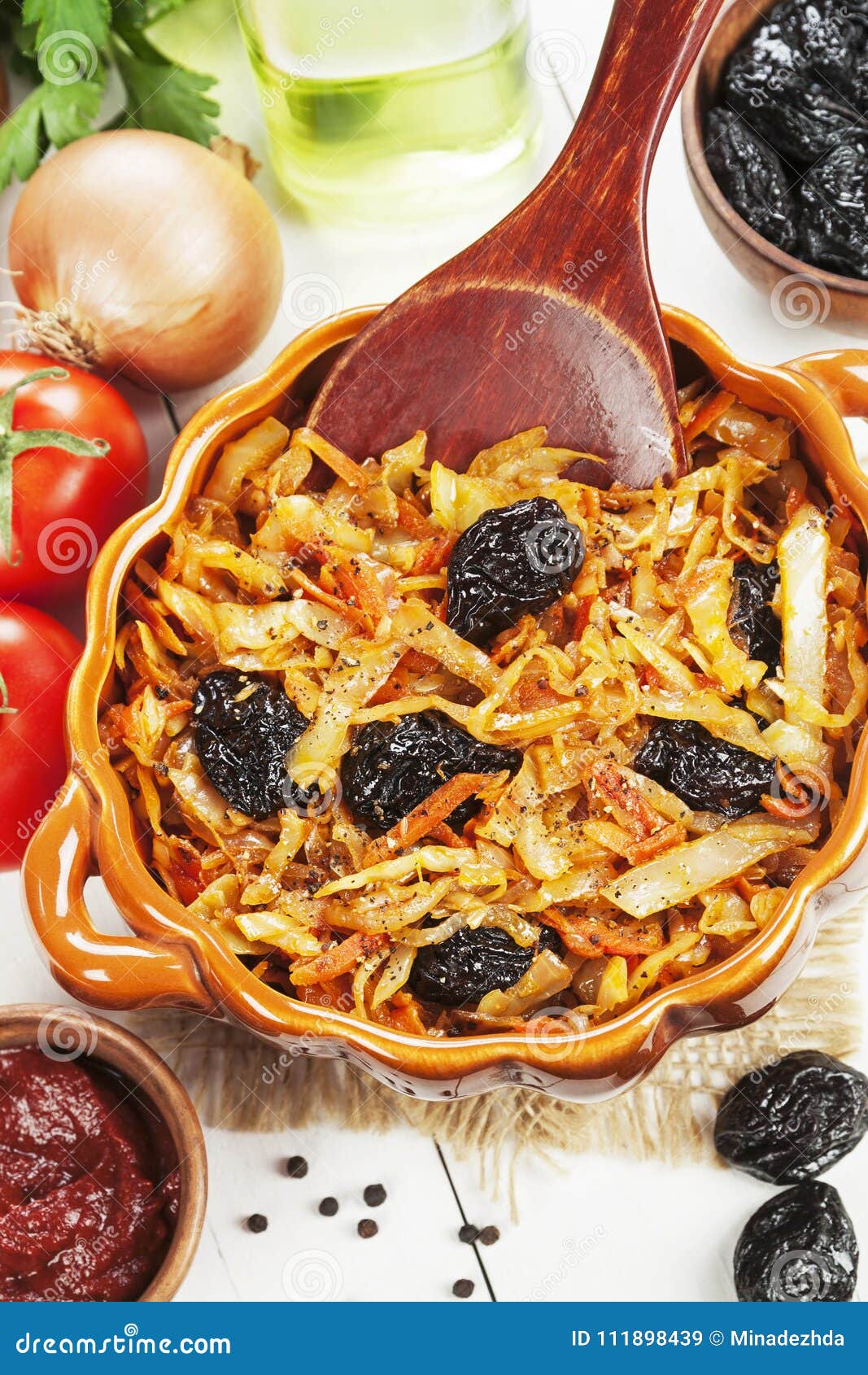 Col guisada con las pasas imagen de archivo. Imagen de chucrut - 111898439