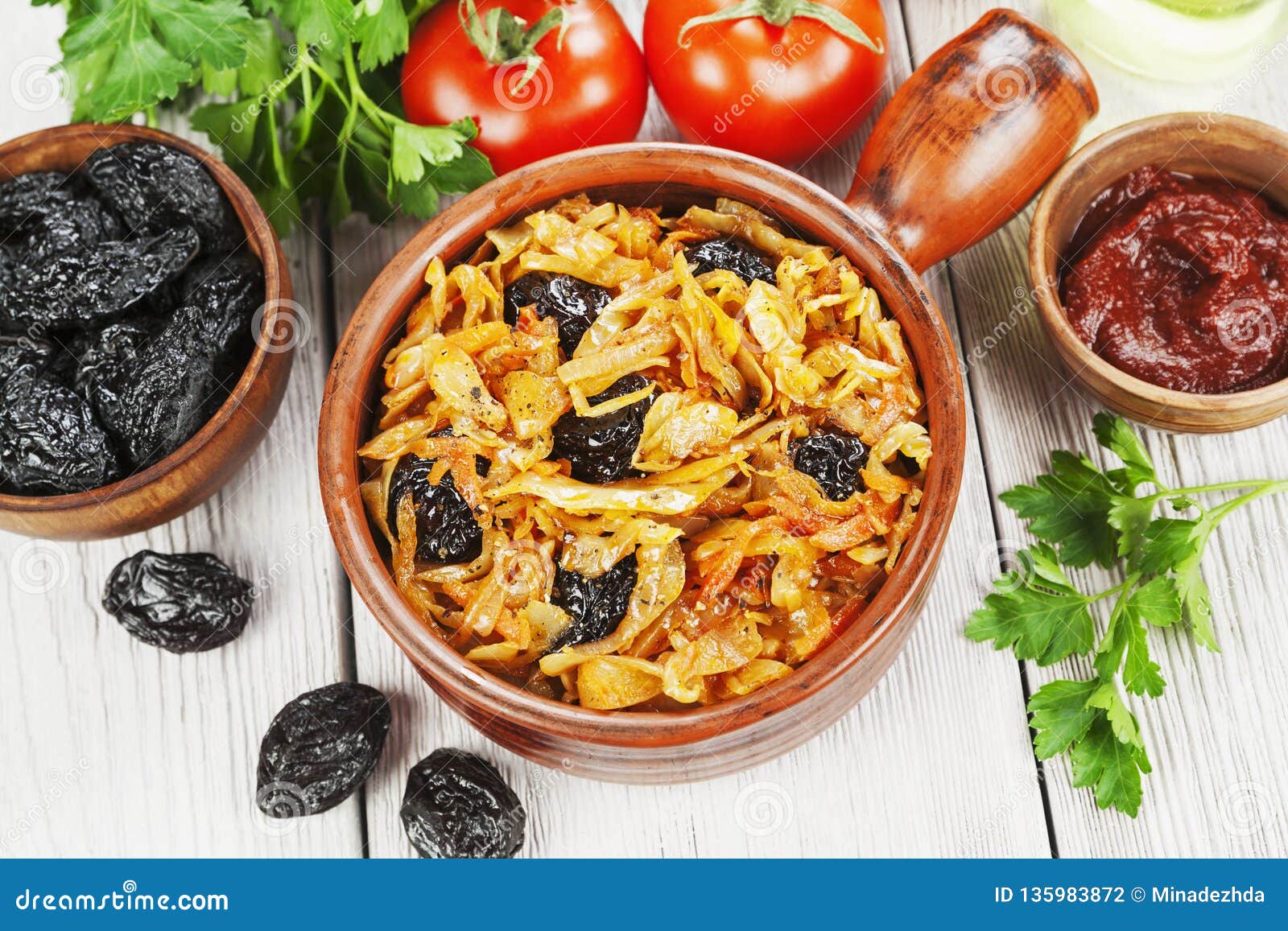 Col guisada con las pasas foto de archivo. Imagen de cena - 135983872