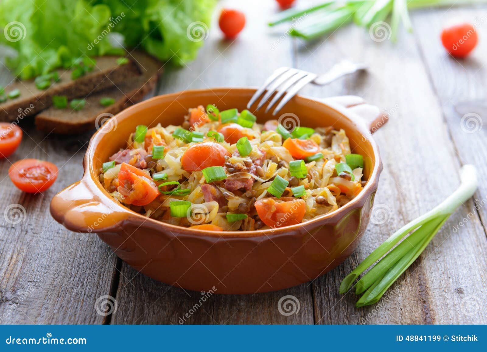 Col Guisada Con Los Tomates Y El Chorizo Imagen de archivo - Imagen de ...