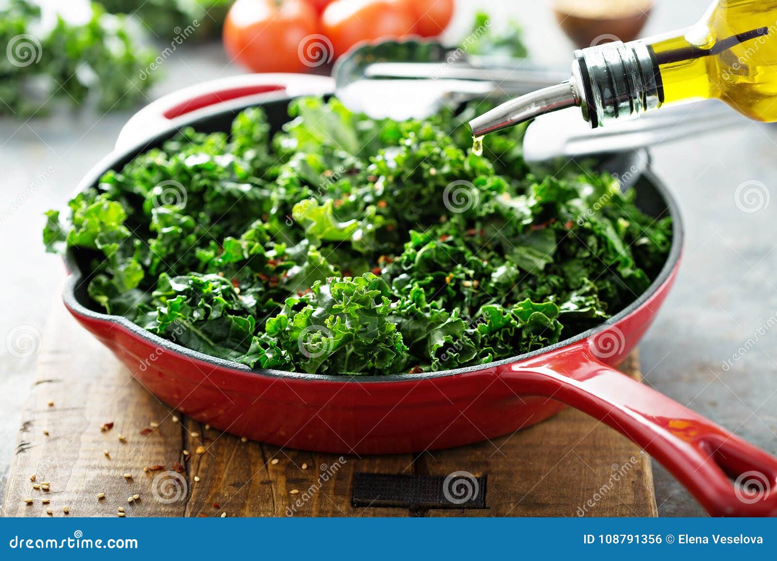 Col Rizada Salteada Con Las Escamas Del Chile Foto de archivo - Imagen ...