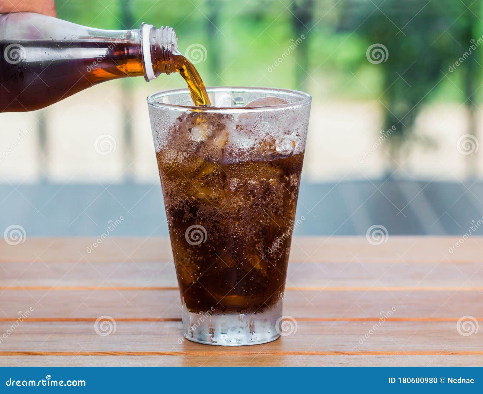 Cola Im Glas Mit Eis Auf Tabelle Stockfoto - Bild von weich, nahrung ...