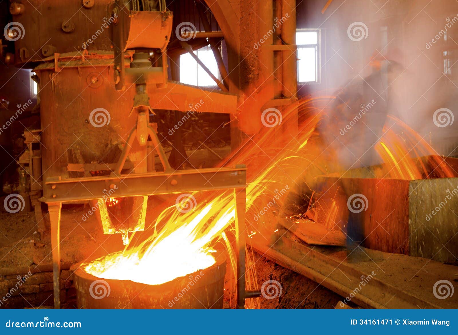 Colada del metal líquido imagen de archivo. Imagen de industria - 34161471