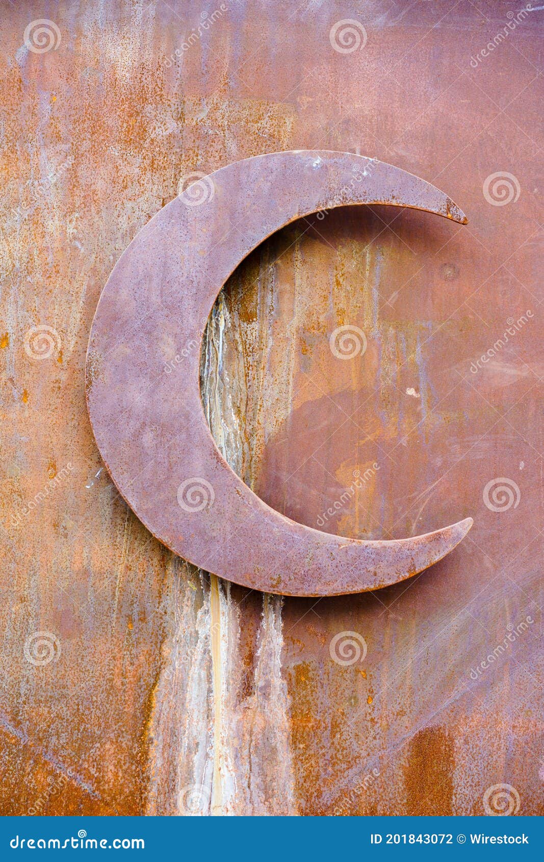 Colagem Vertical De Uma Lua Enferrujada Numa Parede De Dobras Foto de ...