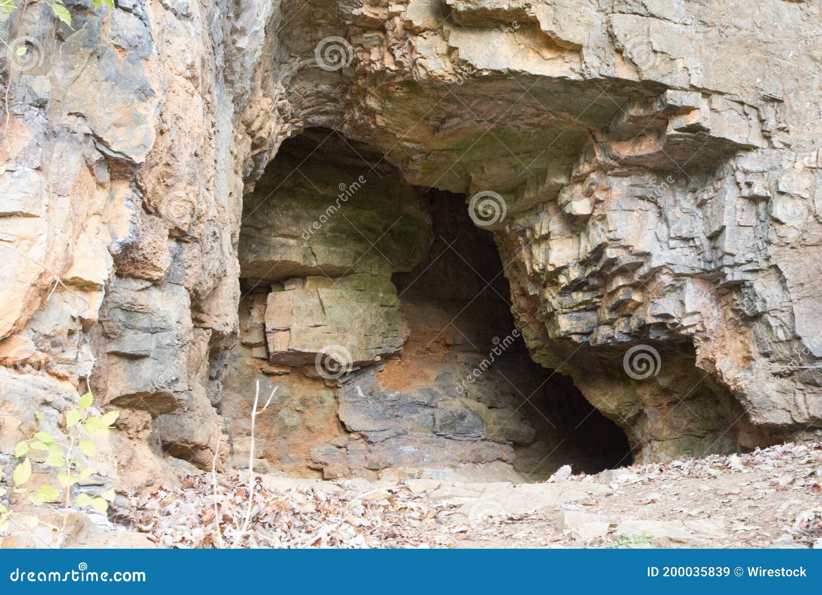 Colapso De Uma Entrada Da Caverna Sob a Luz Solar Imagem de Stock ...