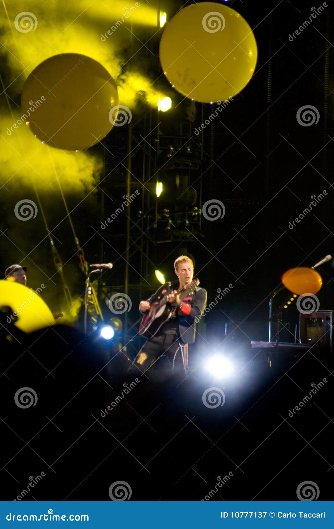 Coldplay in Concert editorial photography. Image of martin - 10777137
