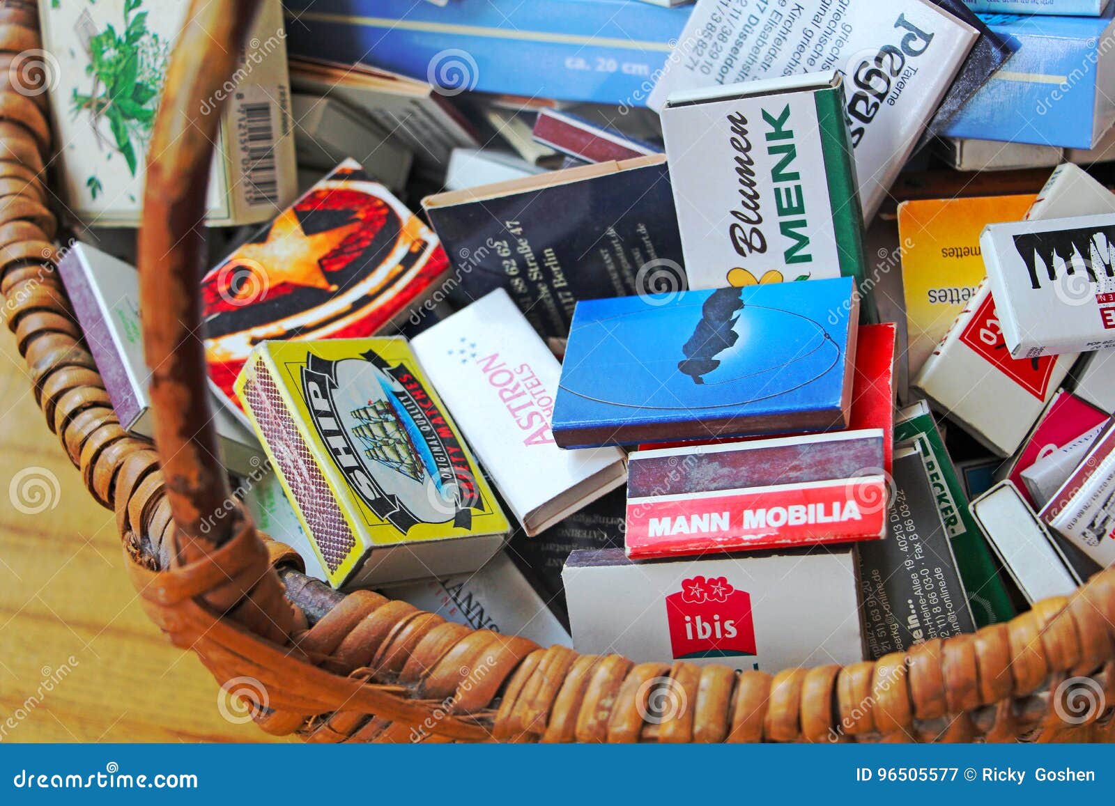 Colección De Cajas De Cerillas Fotografía editorial - Imagen de llamas ...