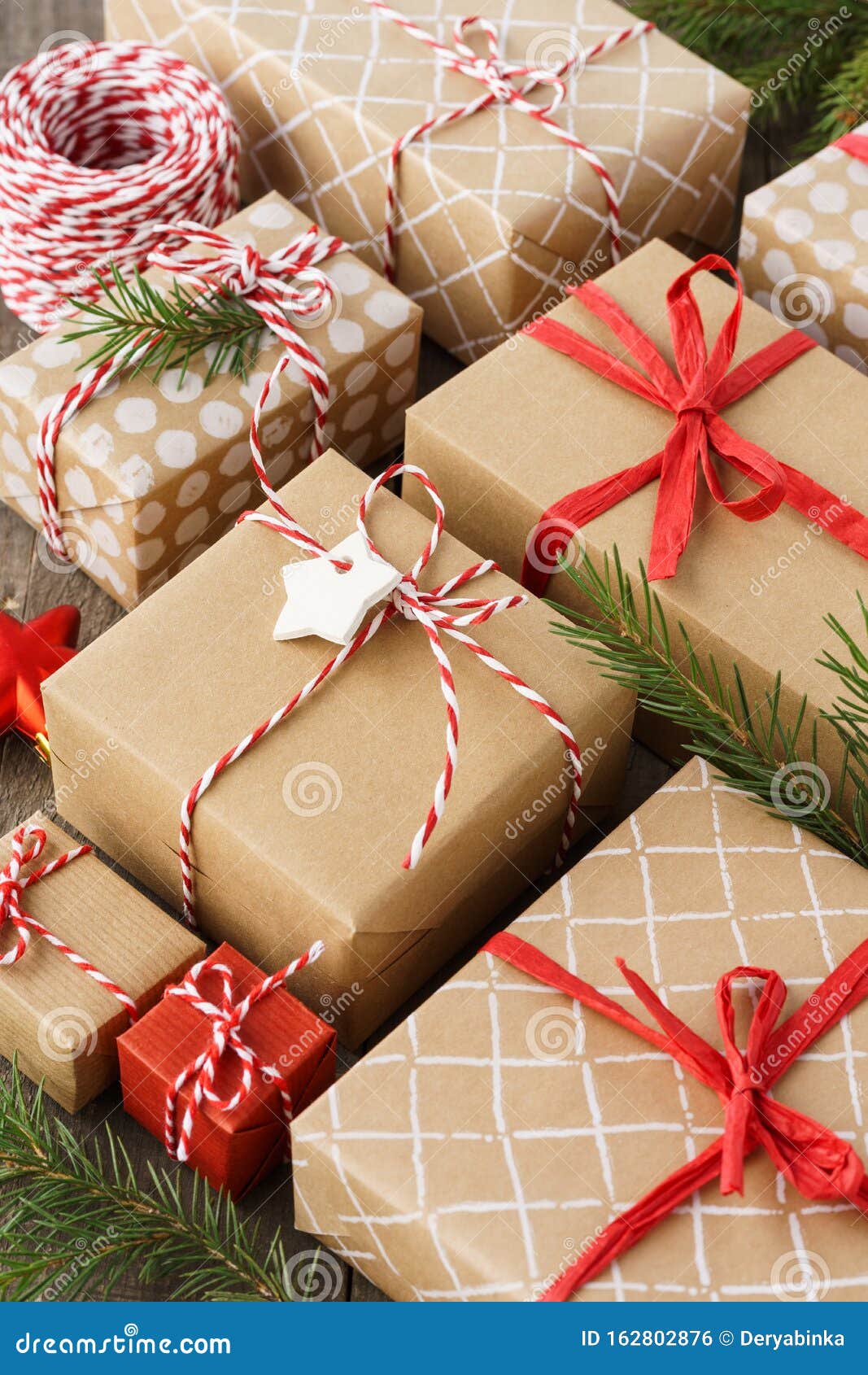 Colección De Cajas De Regalo Y Decoración Navideños Foto De Archivo Imagen De Regalo Rojo