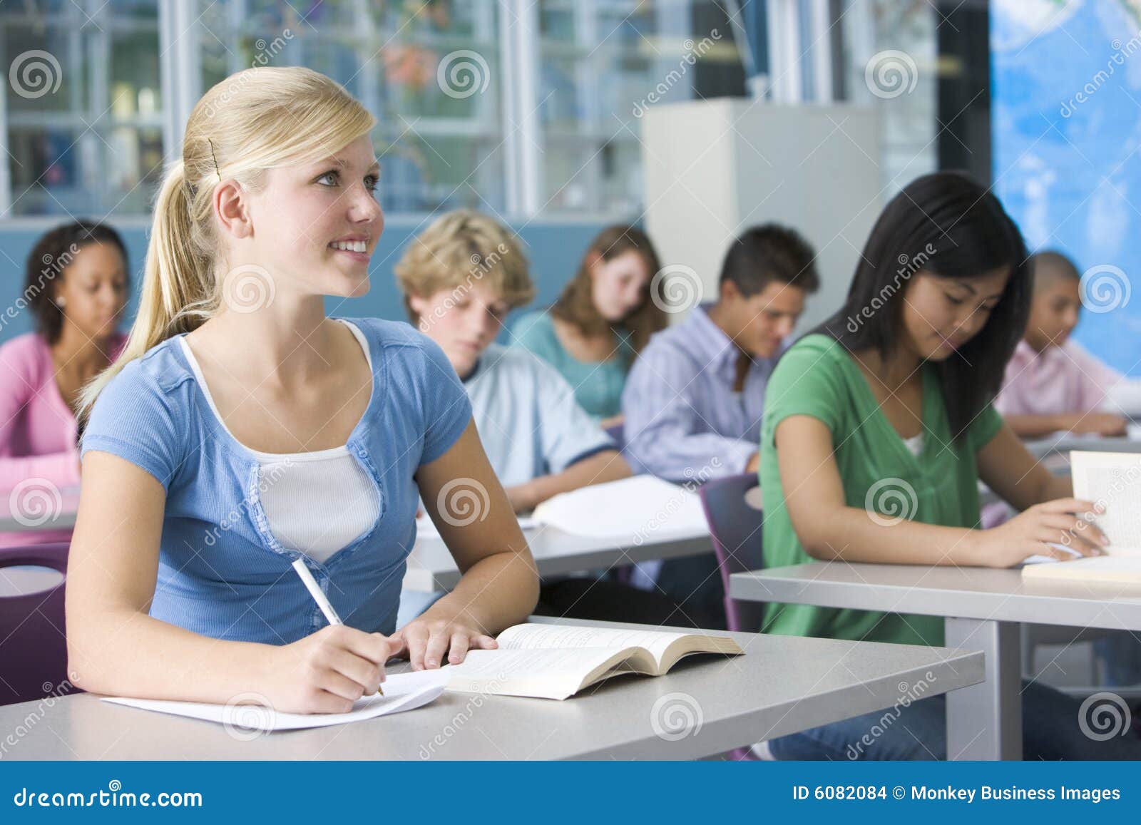 Colegiala En Clase De High School Secundaria Foto de archivo - Imagen ...