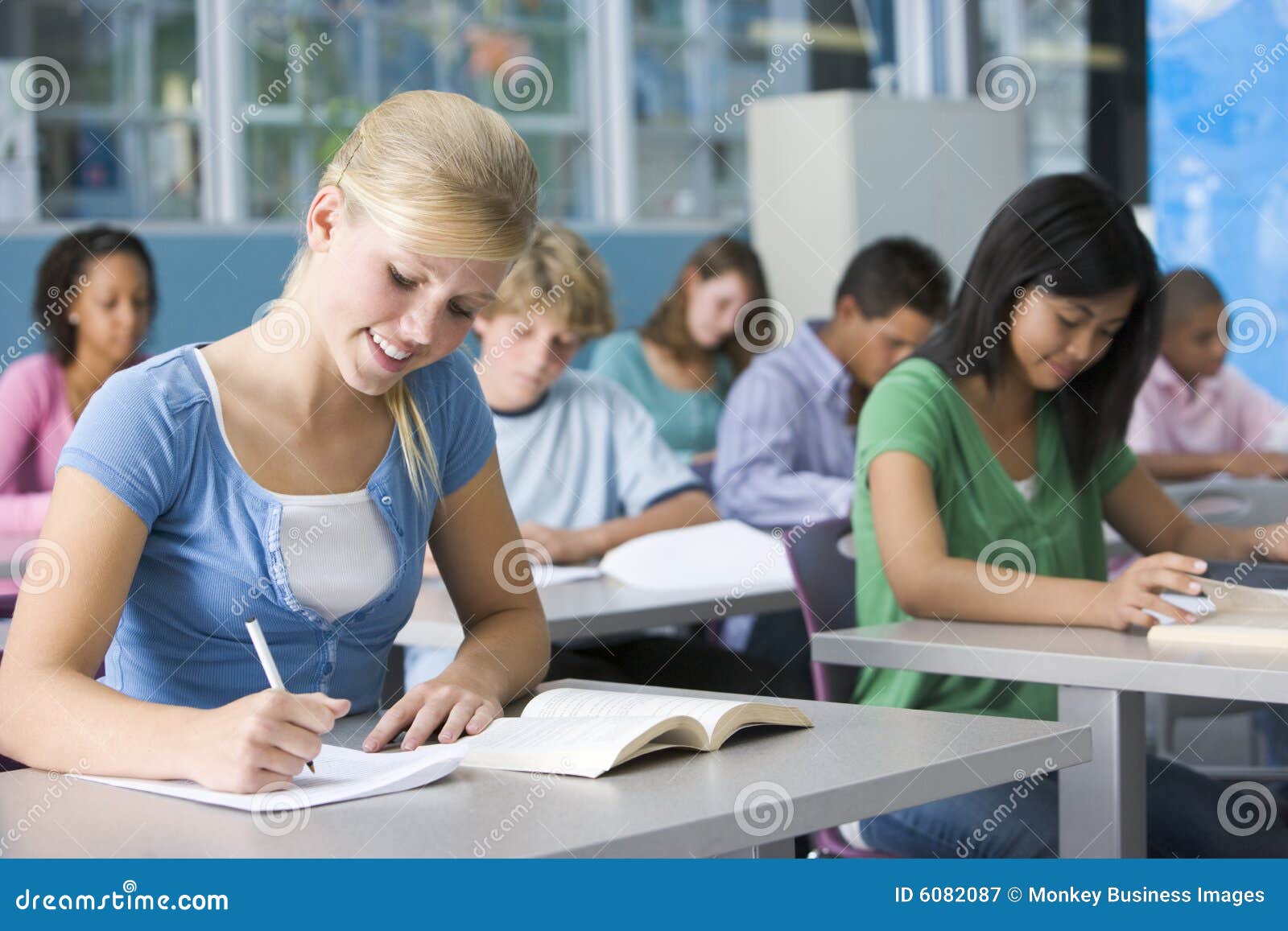 Colegiala En Clase De High School Secundaria Imagen de archivo - Imagen ...