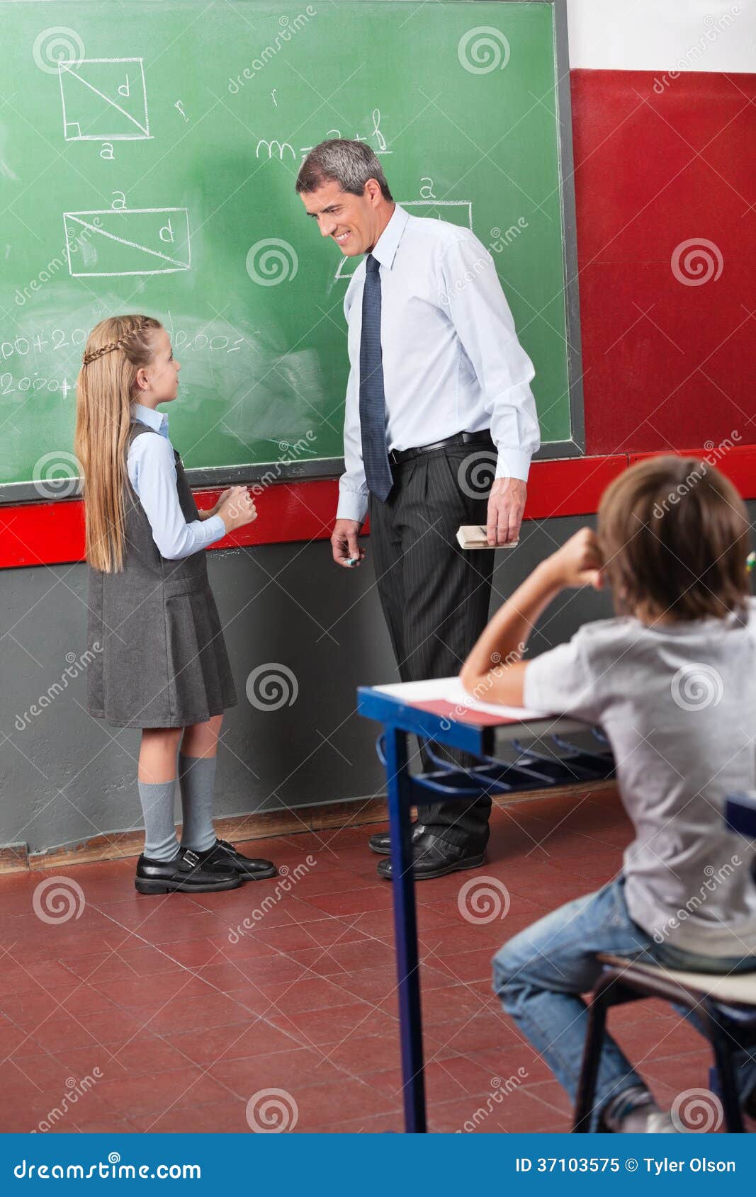 Colegiala Y Profesor De Sexo Masculino Looking At Each Imagen De Archivo Imagen De Sitio