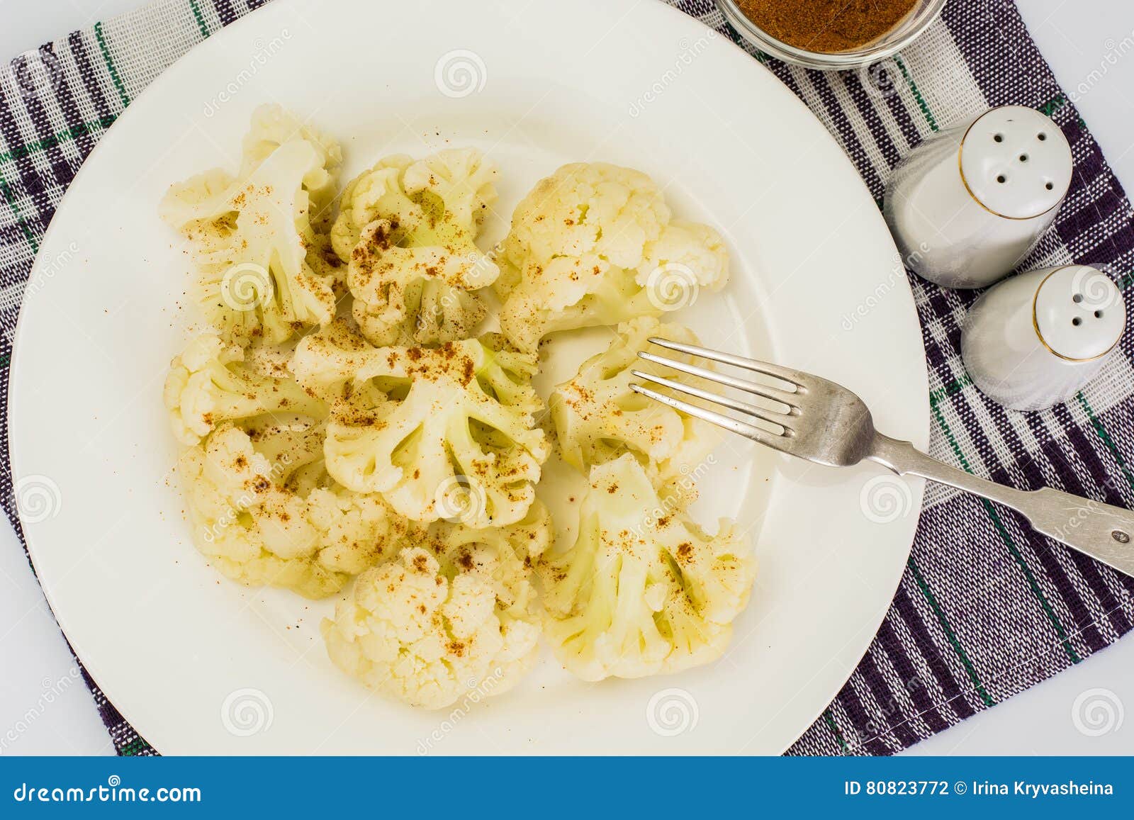 Coliflor hervida con curry foto de archivo. Imagen de blanco - 80823772