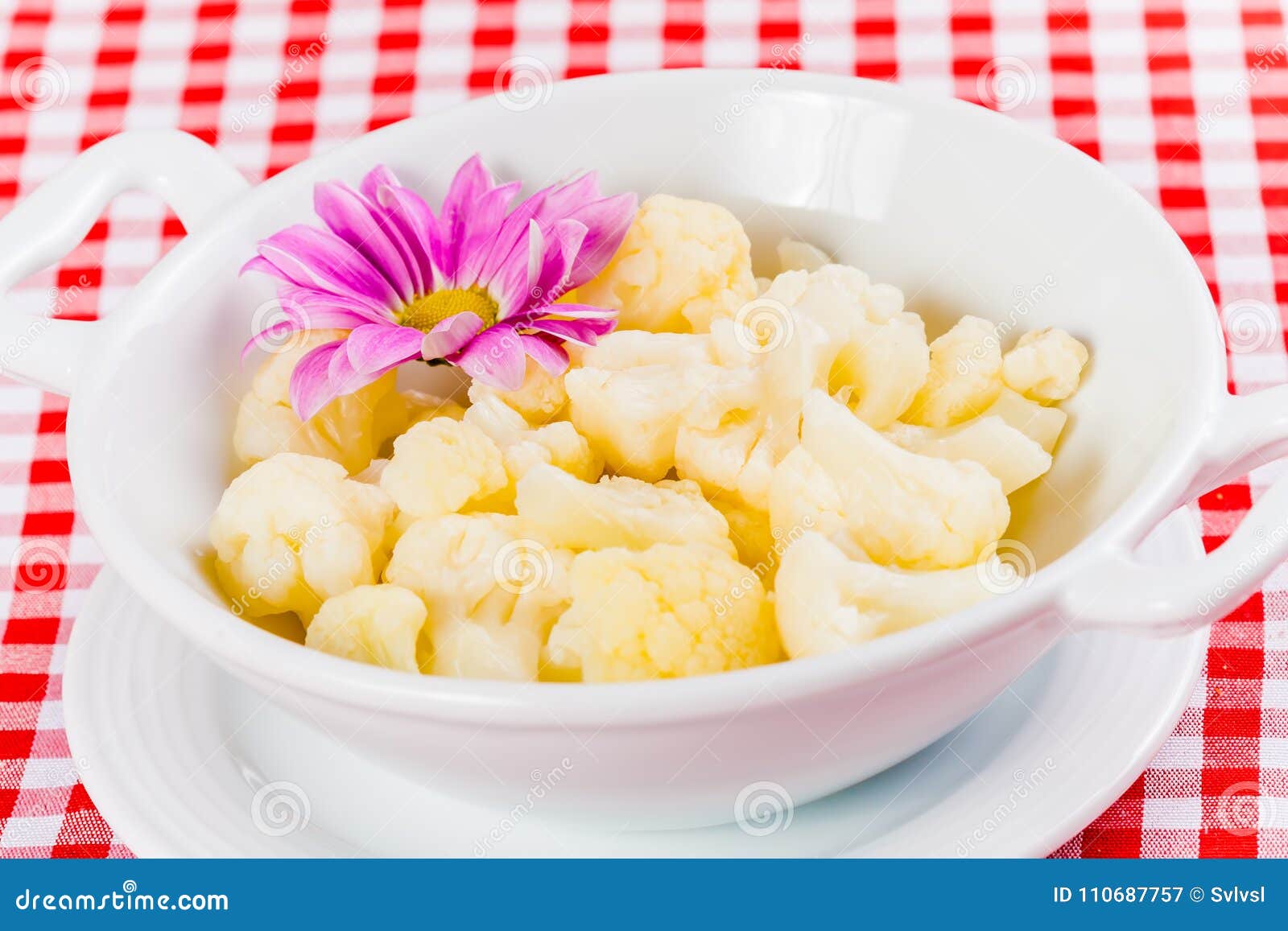 Coliflor Hervida En La Placa Blanca Imagen de archivo - Imagen de ...