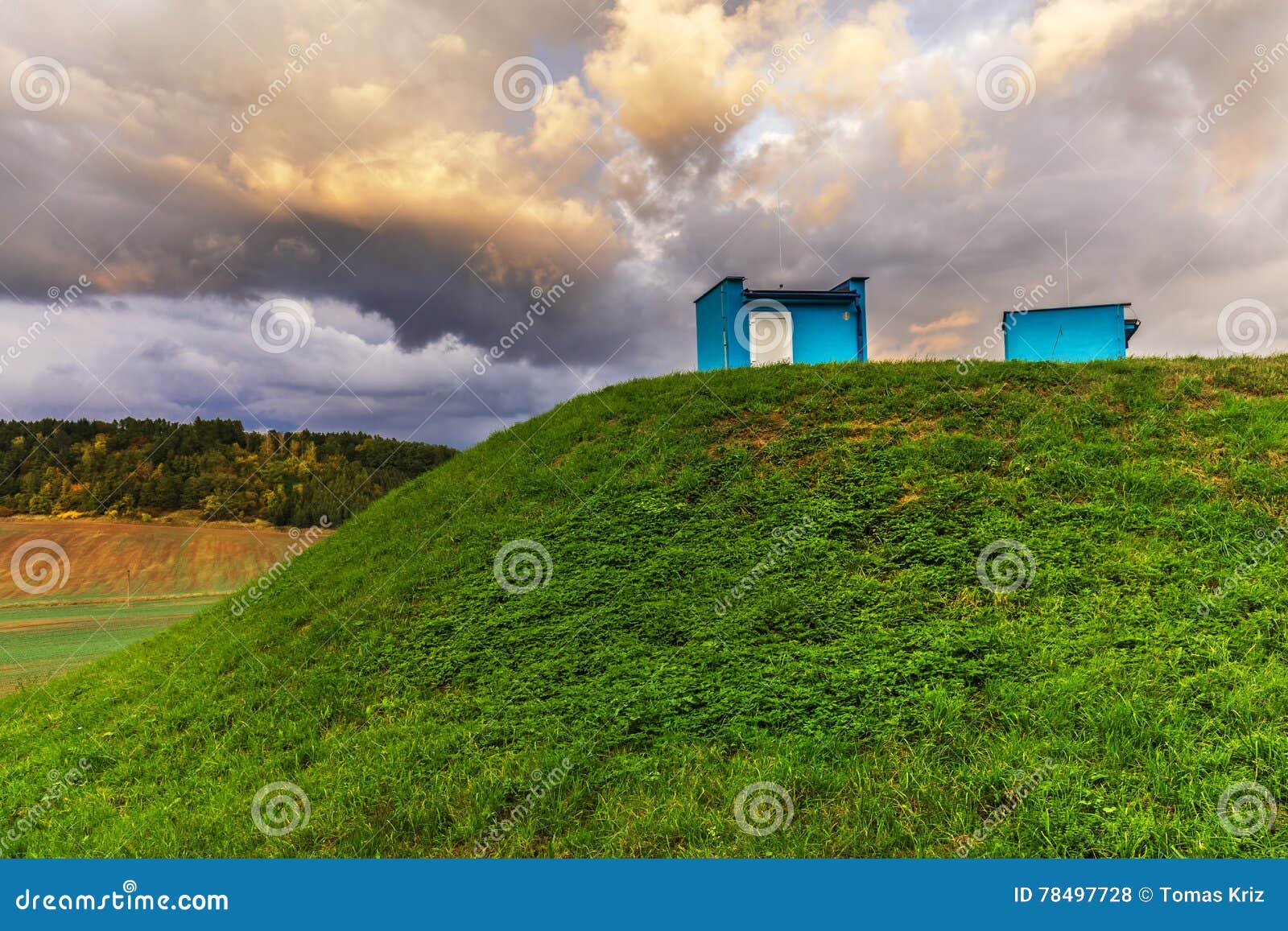 Colina Chibada Con Dos Objetos Foto de archivo - Imagen de hierba ...