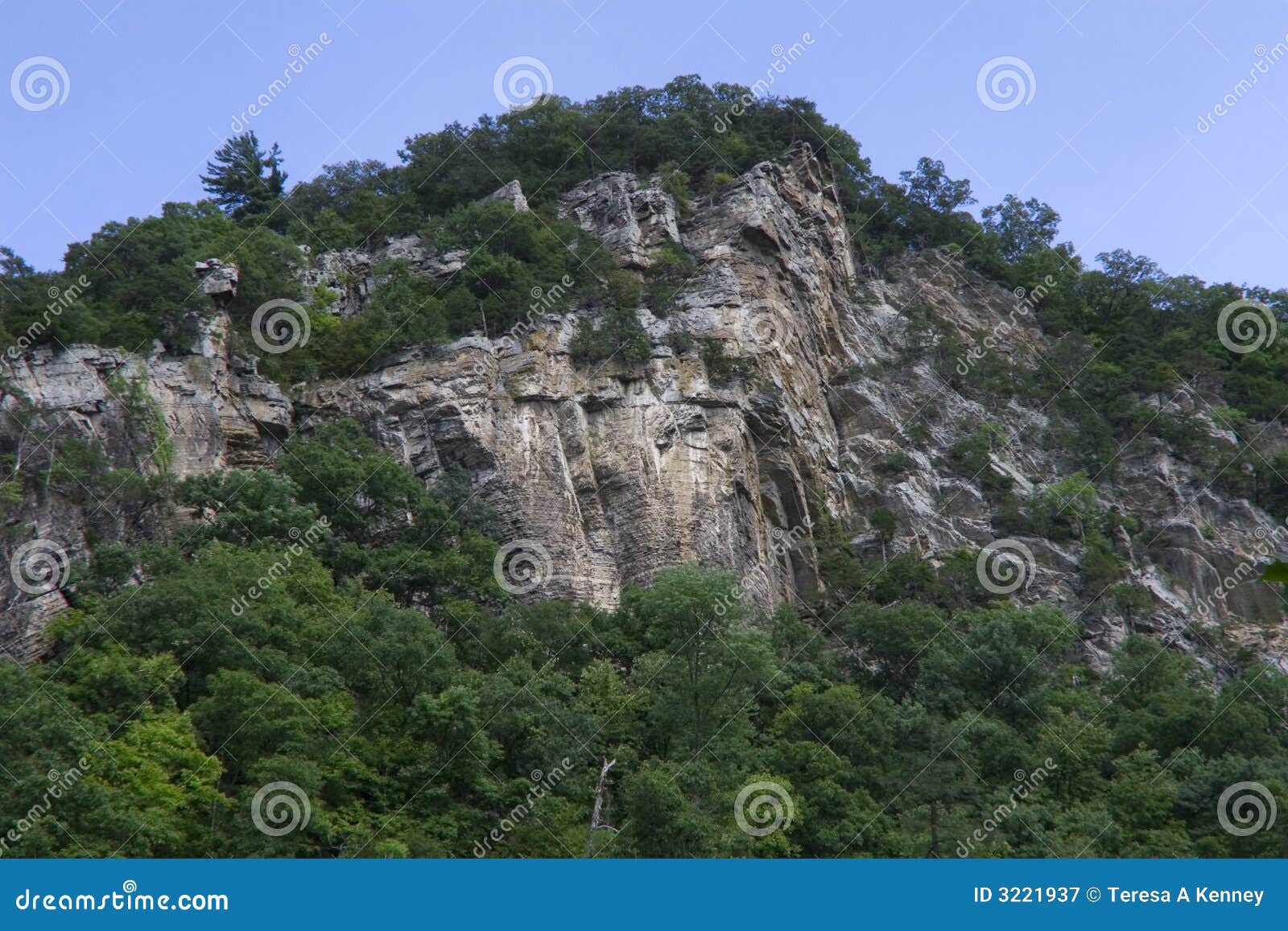 Colina De La Roca Con Los árboles Imagen de archivo - Imagen de escapar ...